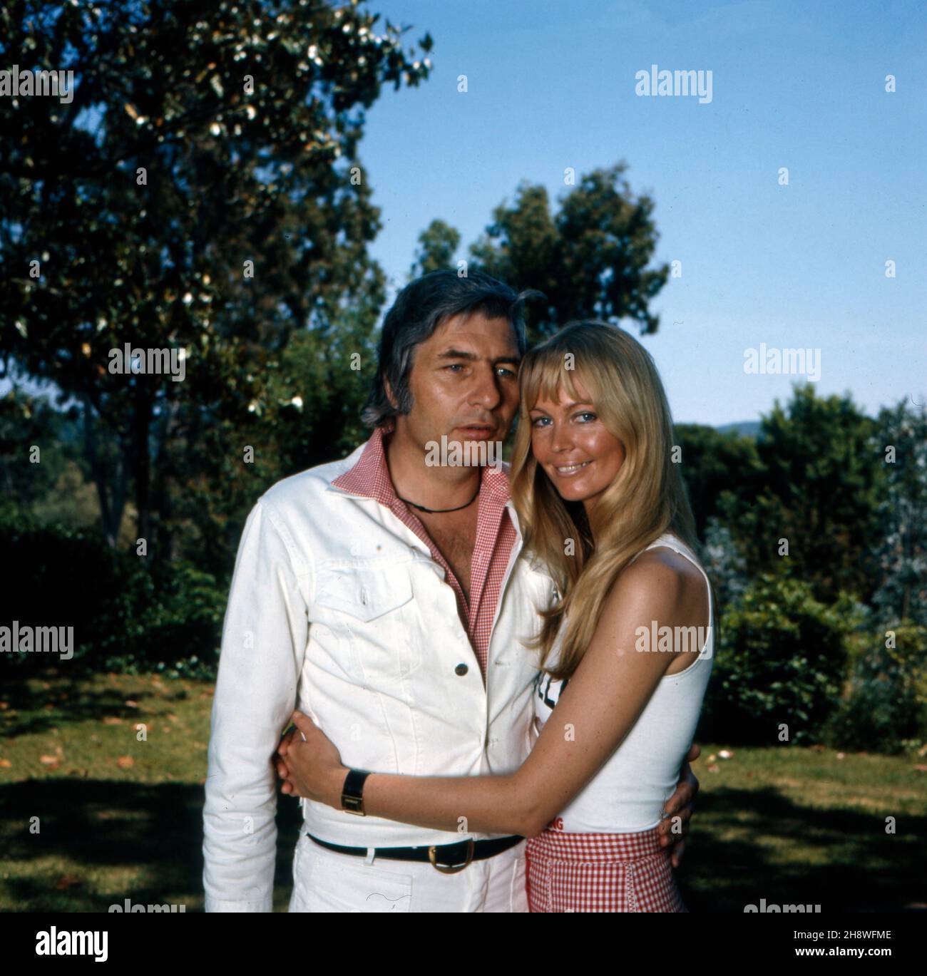 Mirja Larson und Unternehmer Gunter Sachs iim Urlaub, ca. 1974. Mirja ...