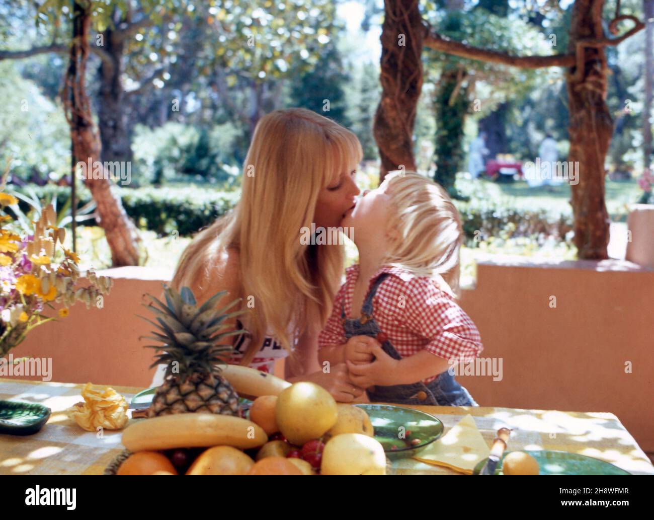 Mirja Larson, Ehefrau von Unternehmer Gunter Sachs, mit Sohn Christian ...