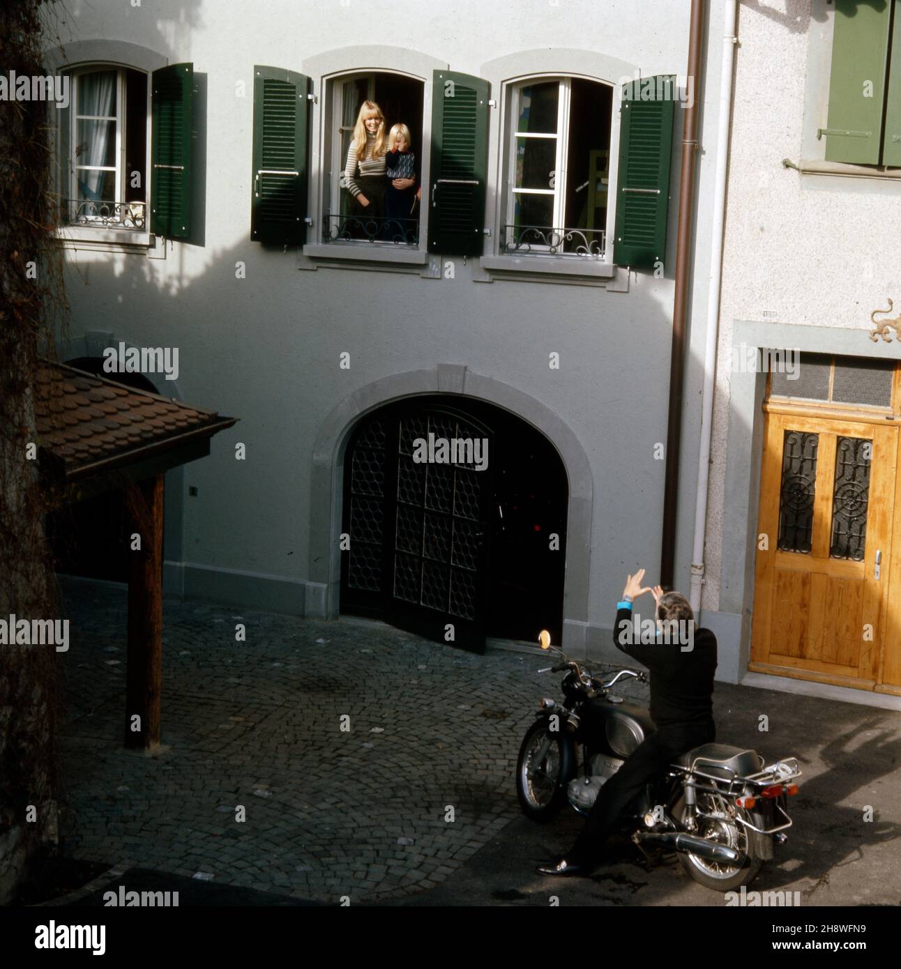 Unternehmer Gunter Sachs macht vom Motorrad aus einer langen Nase zu ...