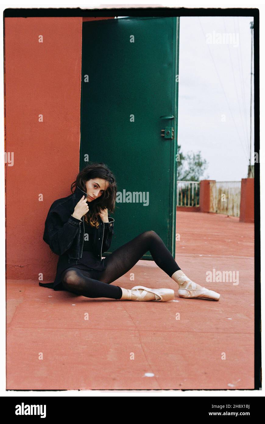 Junge frau auf dem dach Ausgeschnittene Stockfotos und -bilder - Alamy