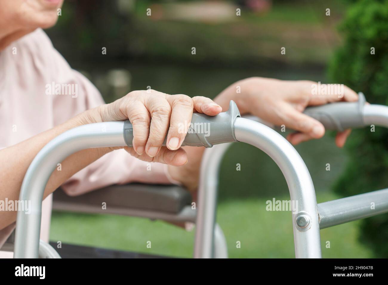 Seniorin mit gehhilfe Stockfotos und -bilder Kaufen - Alamy