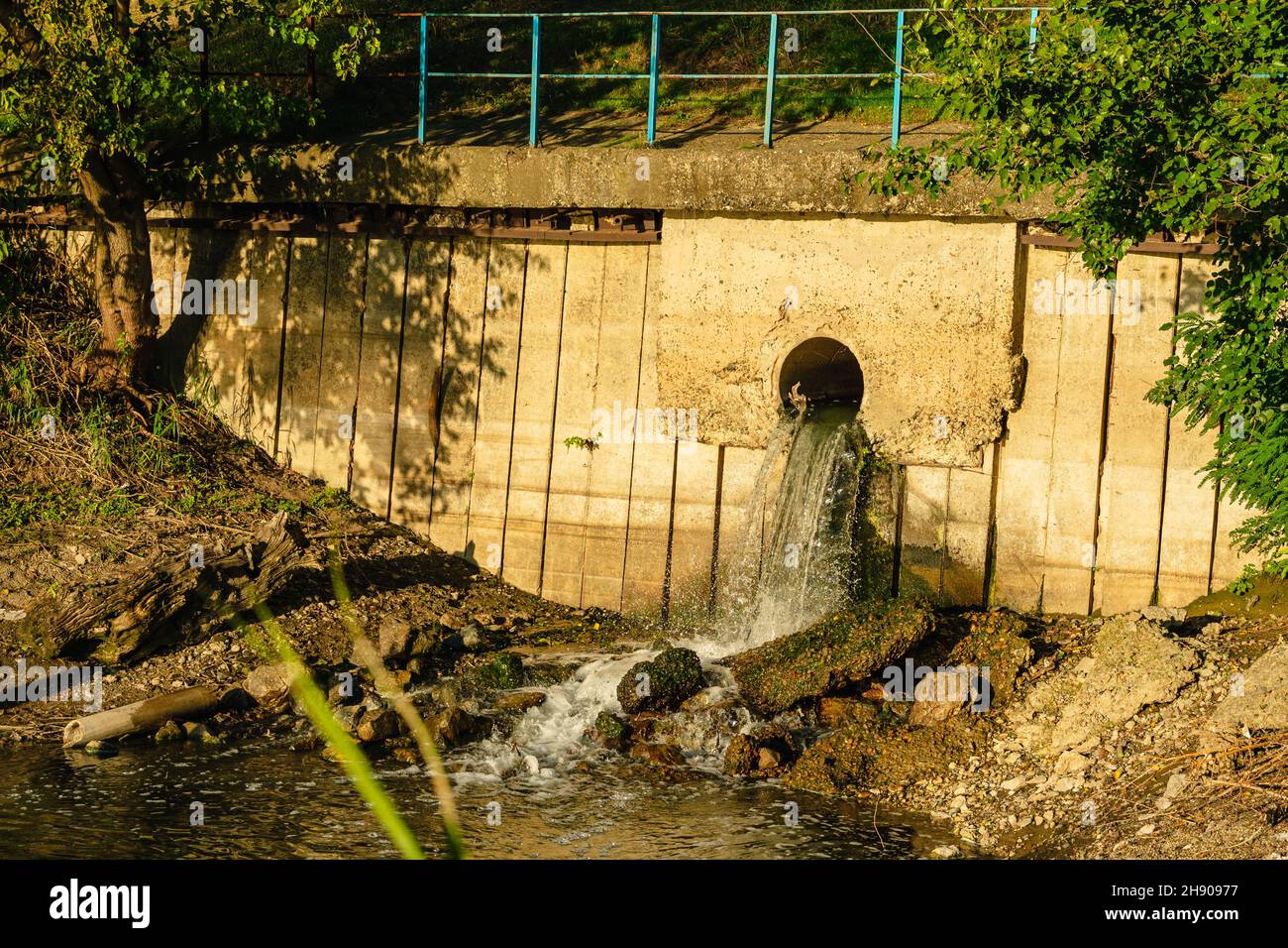 Das Abwasser wird in den Fluss geleitet. Schmutziges Wasser fließt aus ...