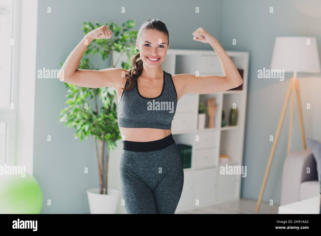 Female bodybuilder flexing muscles -Fotos und -Bildmaterial in hoher ...