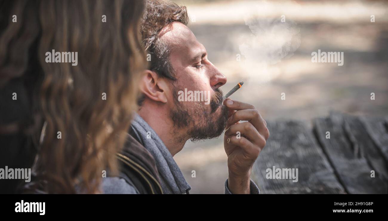 Nahaufnahme Detailansicht eines jungen Mannes, der Cannabis-Marihuana ...