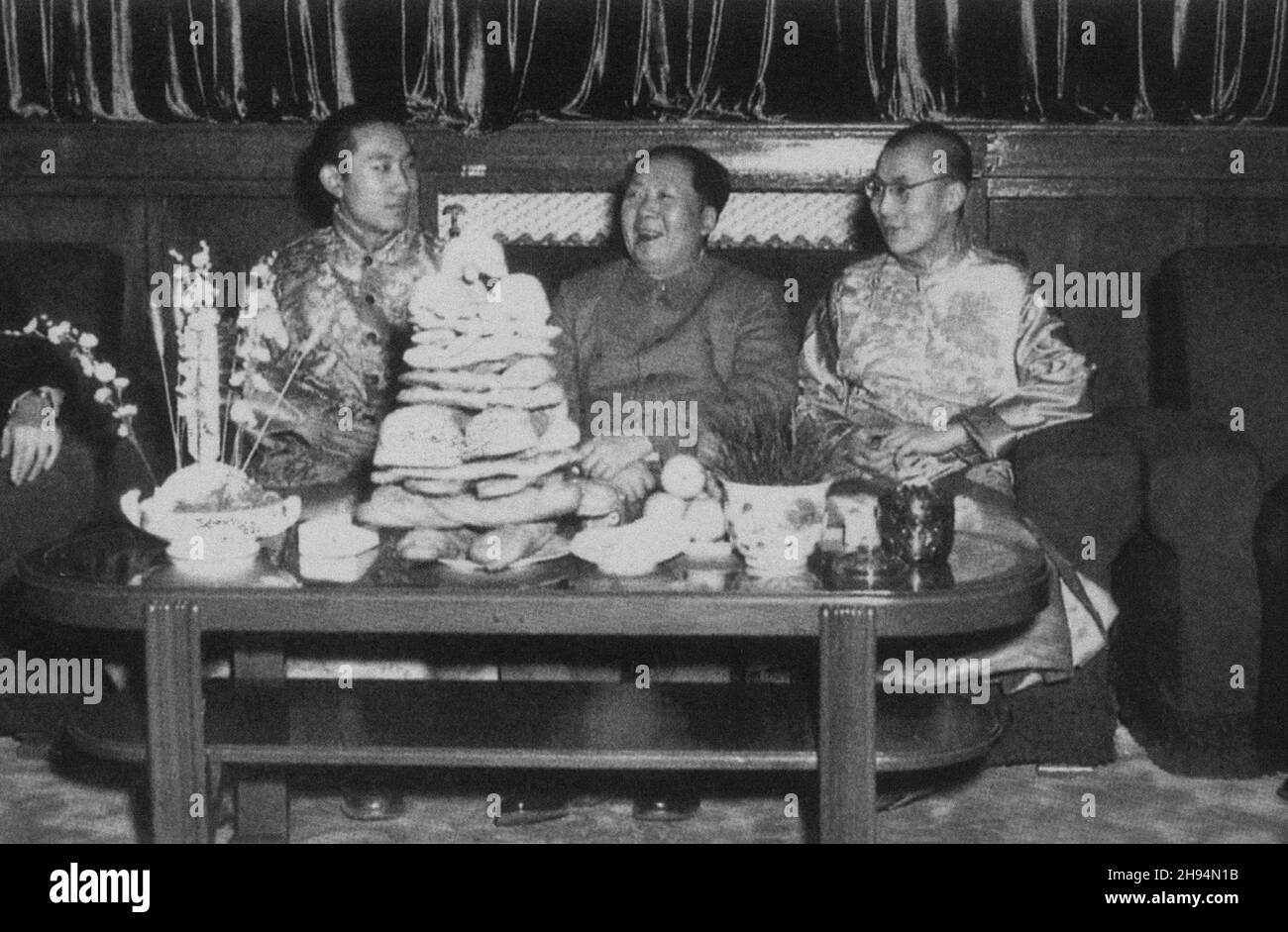 PEKING, CHINA - 24. Februar 1955 - Mao Zedong (Mitte) trifft sich mit ...