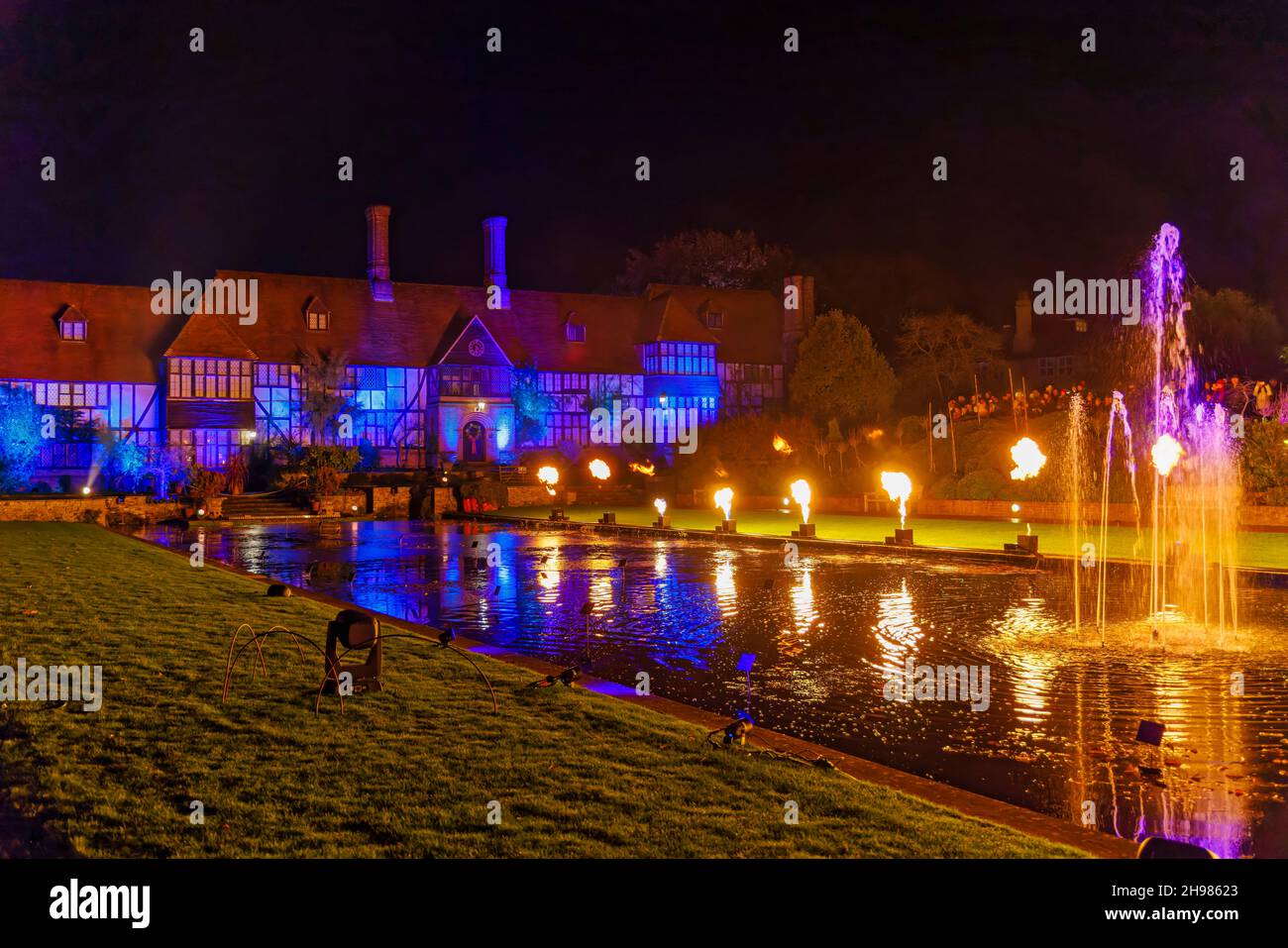 Das Laborgebäude und der Jellicoe-Kanal wurden bei Glow 2021 beleuchtet ...