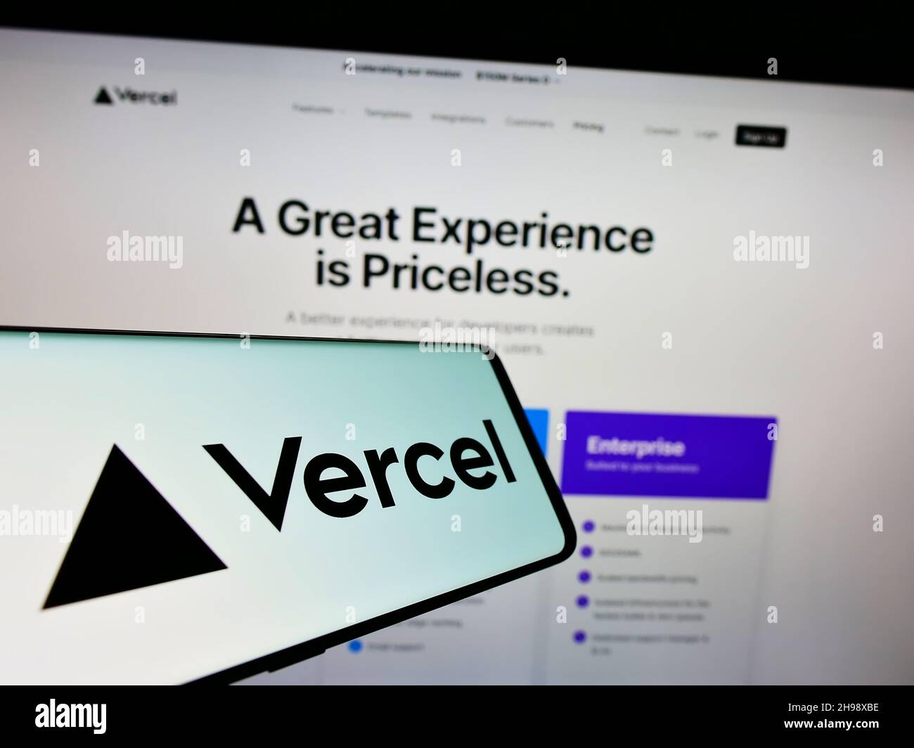 Mobiltelefon mit Logo des amerikanischen Software-Entwicklungsunternehmens Vercel Inc. Auf dem ...