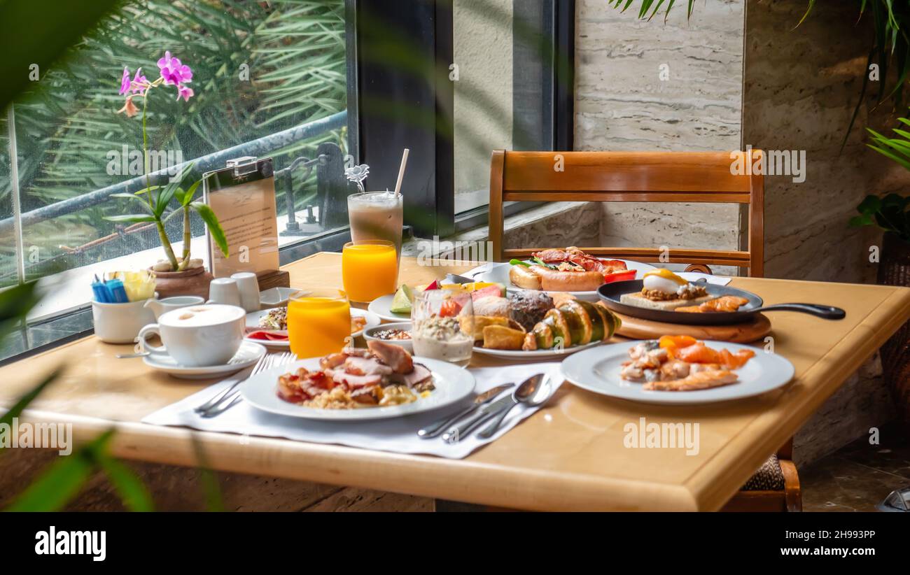 Voller teller buffet essen -Fotos und -Bildmaterial in hoher Auflösung ...