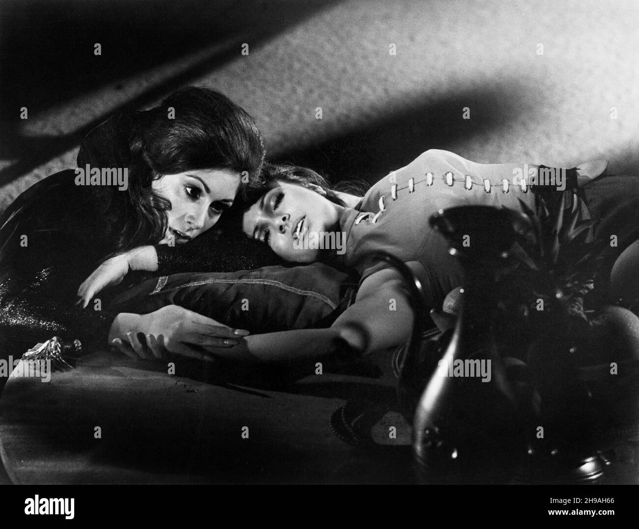 Erica Gavin, Cynthia Myers, am Set des satirischen Films „Beyond the ...