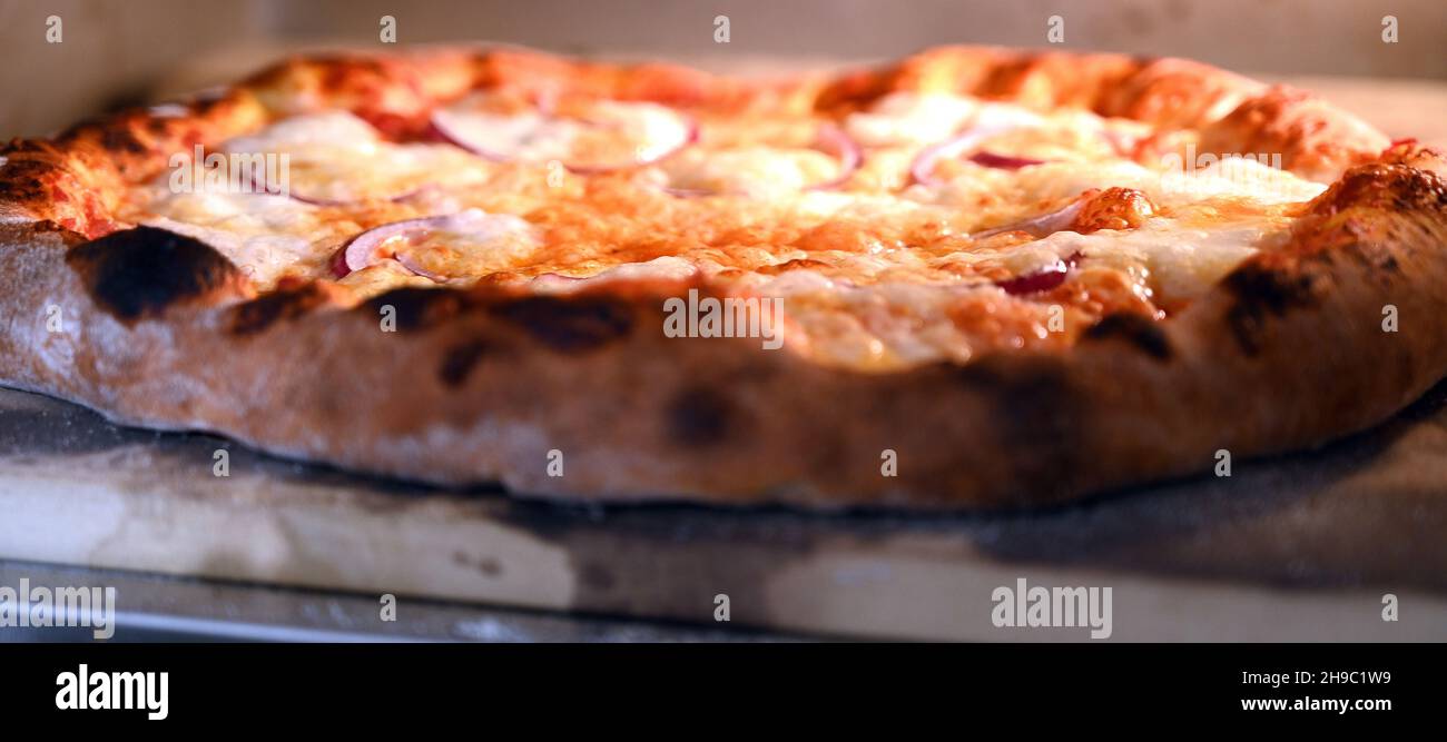 Pizza neapolitanisch -Fotos und -Bildmaterial in hoher Auflösung – Alamy