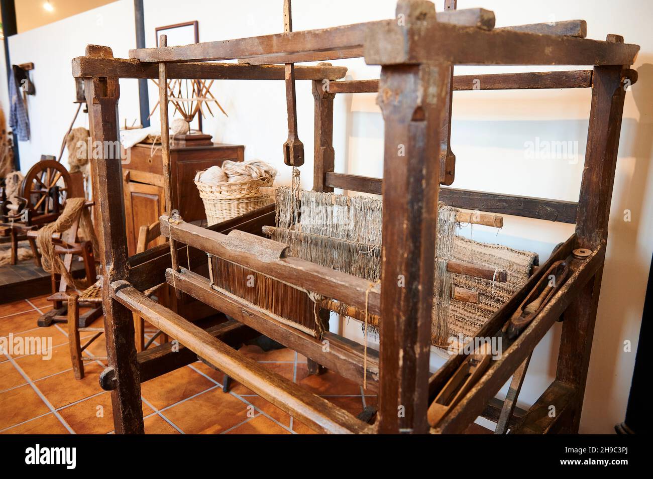 Antiker holzwebstuhl -Fotos und -Bildmaterial in hoher Auflösung – Alamy