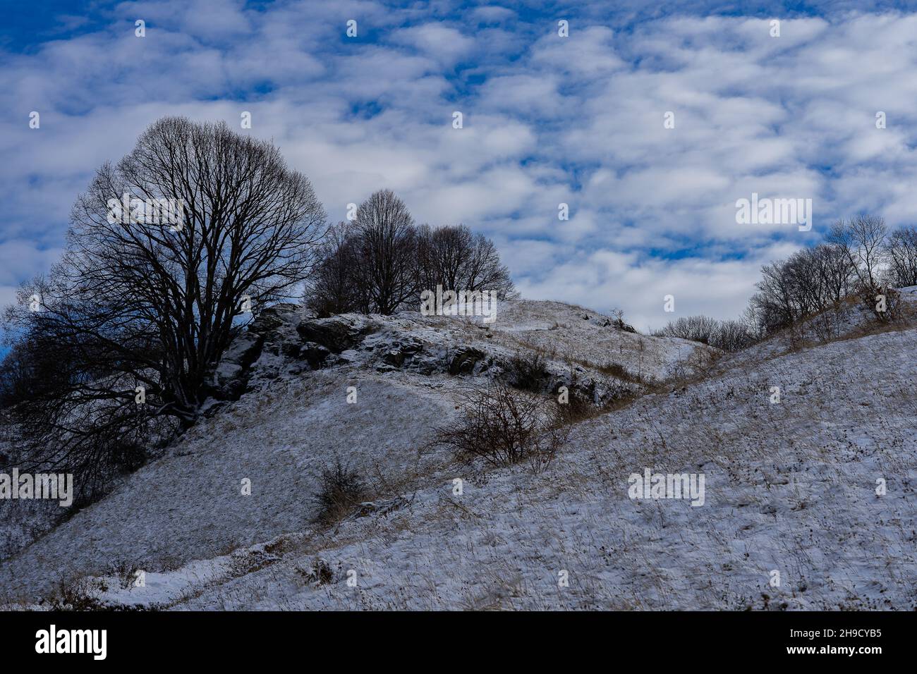 Vulkan in wolken -Fotos und -Bildmaterial in hoher Auflösung – Alamy