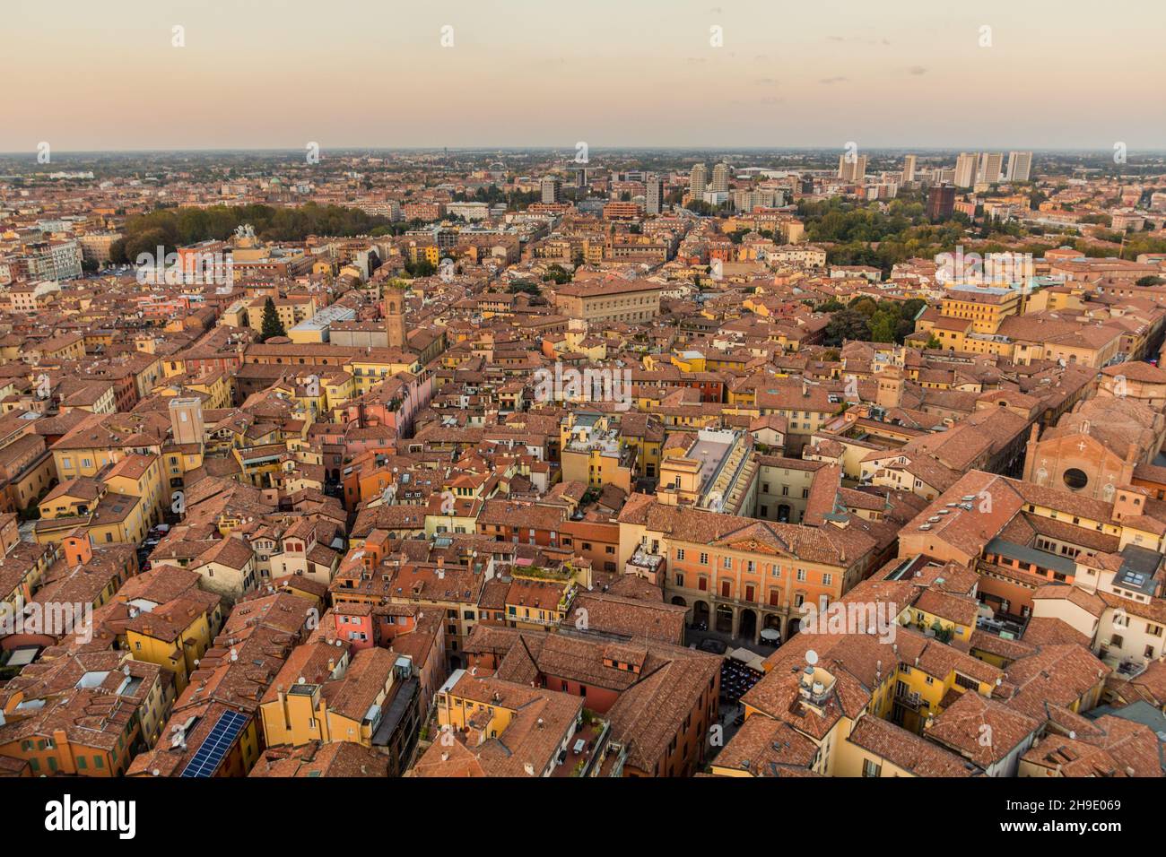 Bologna dachkonstruktion -Fotos und -Bildmaterial in hoher Auflösung – Alamy