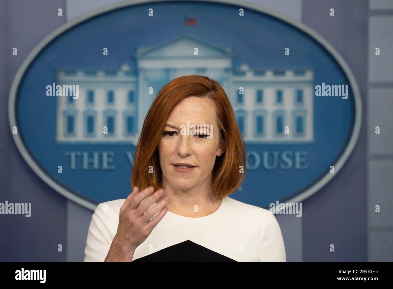 Jen Psaki, die Pressesprecherin des Weißen Hauses, hält am 6. Dezember 2021 eine Pressekonferenz ...