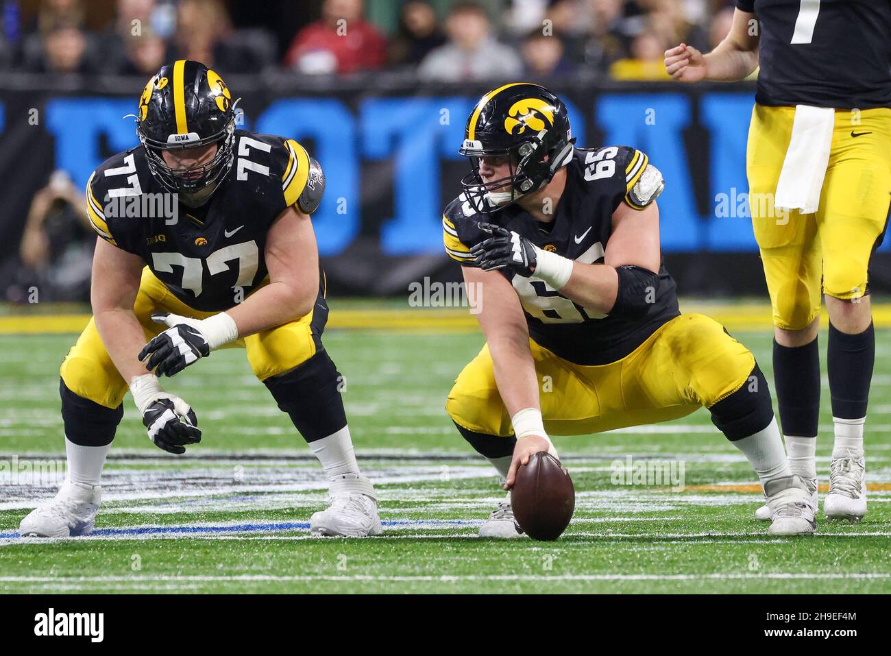 04. Dezember 2021: Iowa Hawkeyes Offensive Lineman Tyler Linderbaum (65 ...