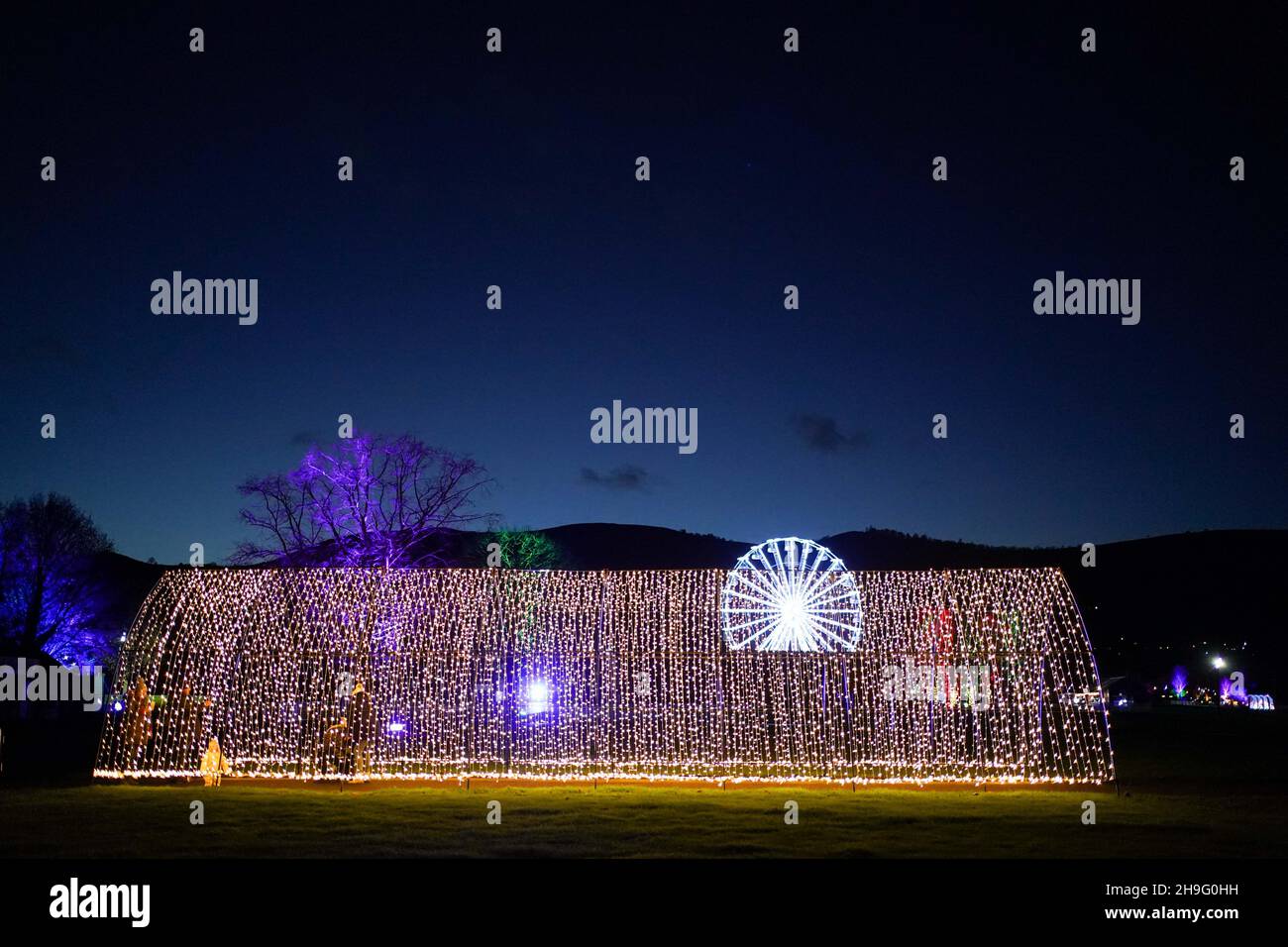 Besucher erkunden den Outdoor Light Trail im Winter Glow, im Three ...