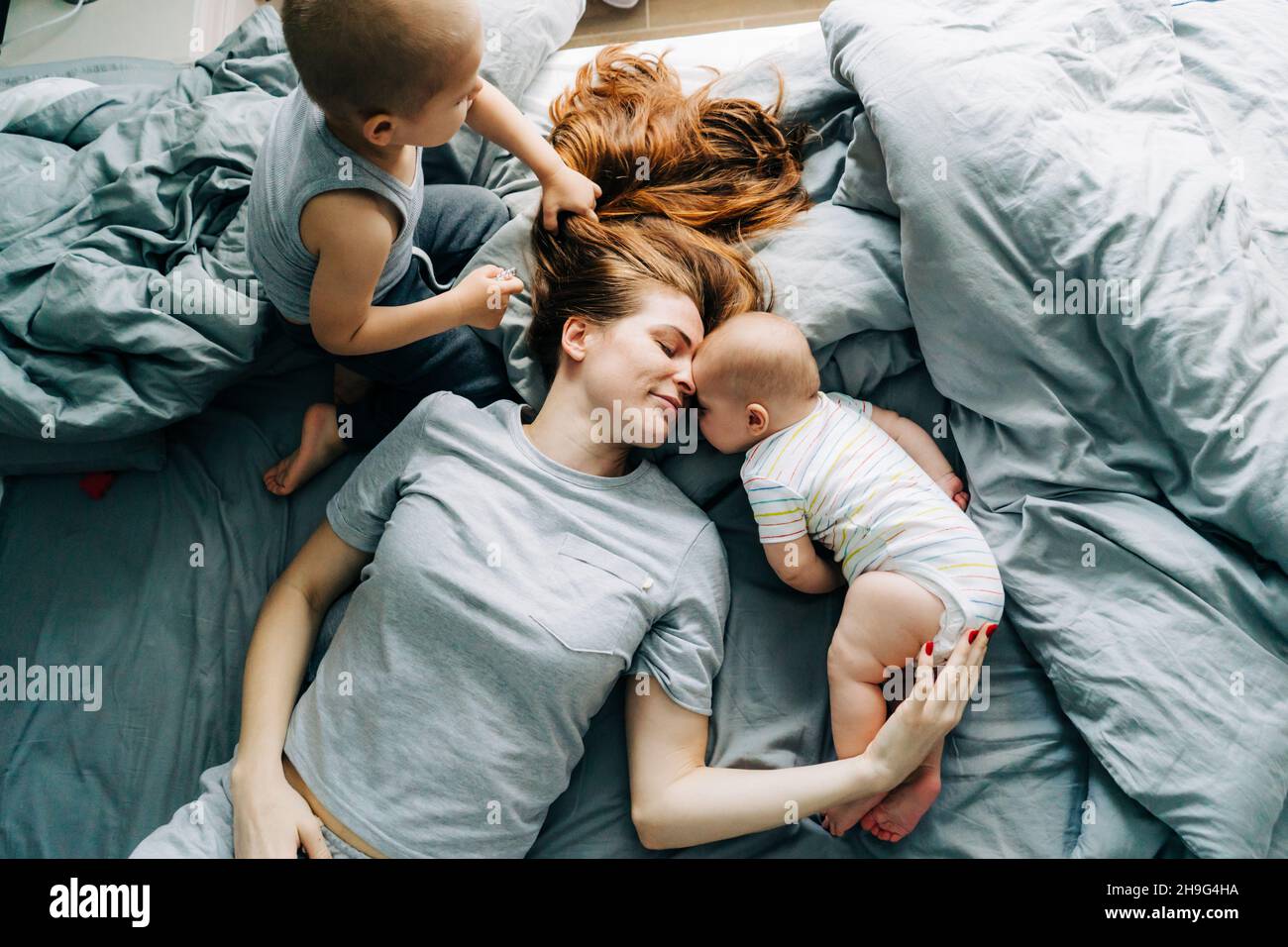 Mommy kissing daughter -Fotos und -Bildmaterial in hoher Auflösung – Alamy