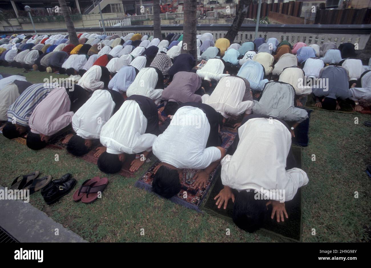 Die Menschen beten in der Moschee von Masjid Jamek in der Stadt Kuala ...