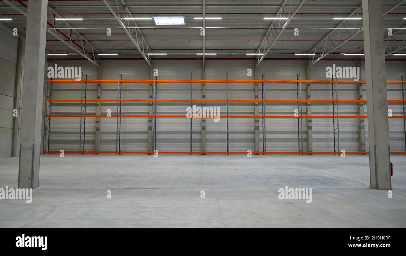 Empty warehouse shelf -Fotos und -Bildmaterial in hoher Auflösung ...
