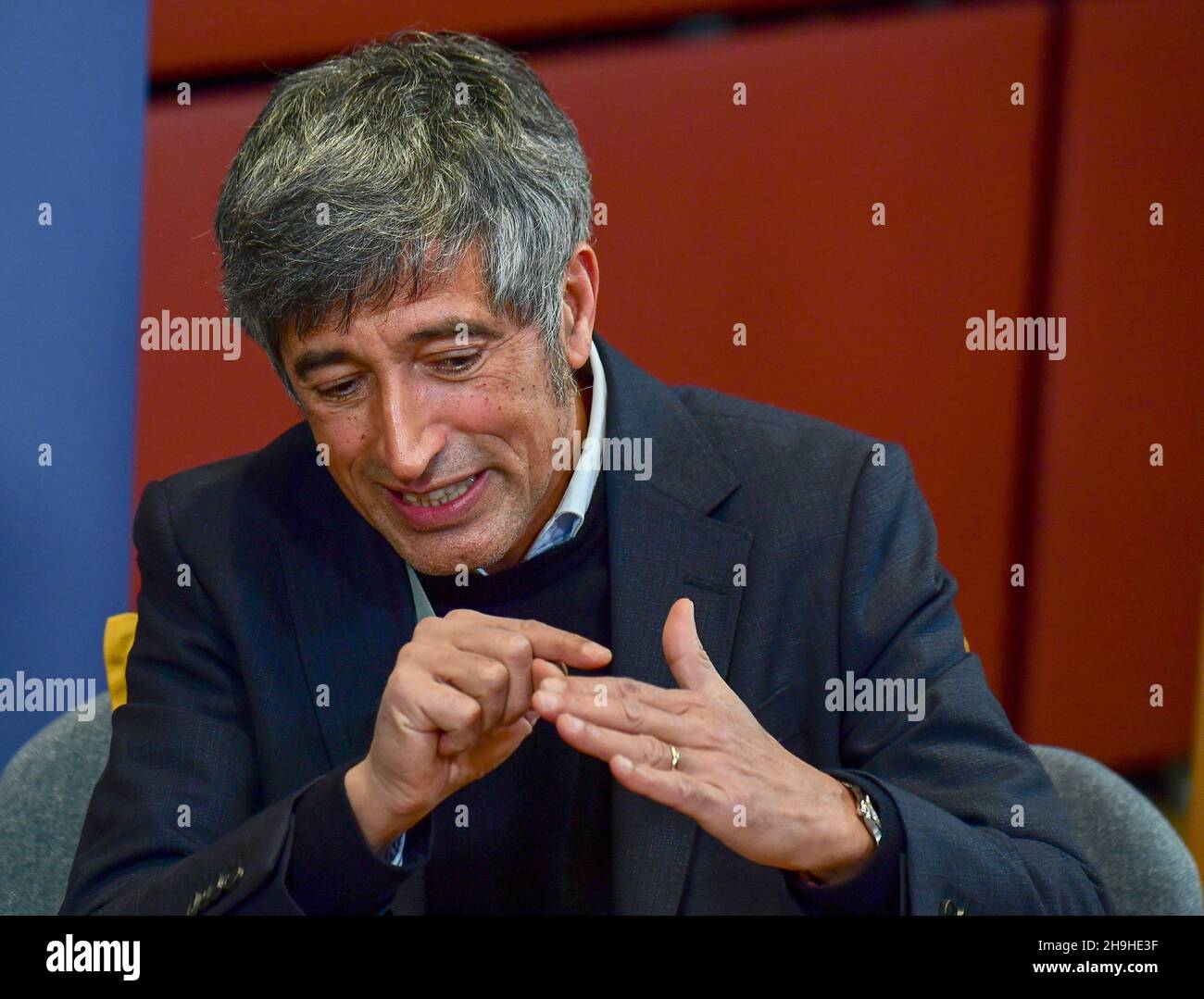 07. Dezember 2021, Berlin: TV-Moderatorin Ranga Yogeshwar spricht ...