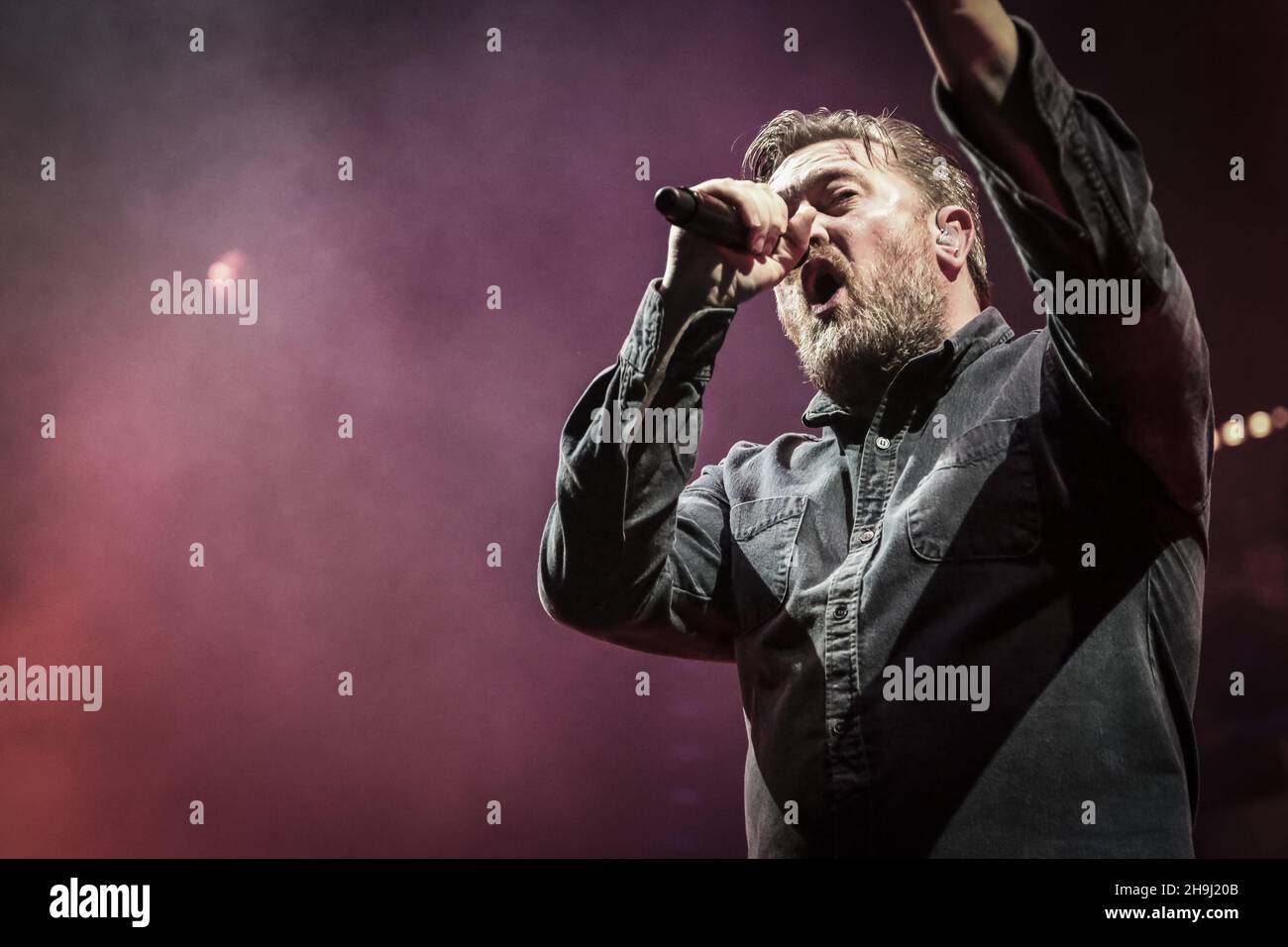 Guy Garvey von Elbow live auf der Bühne in der O2 Arena in London, dem ...