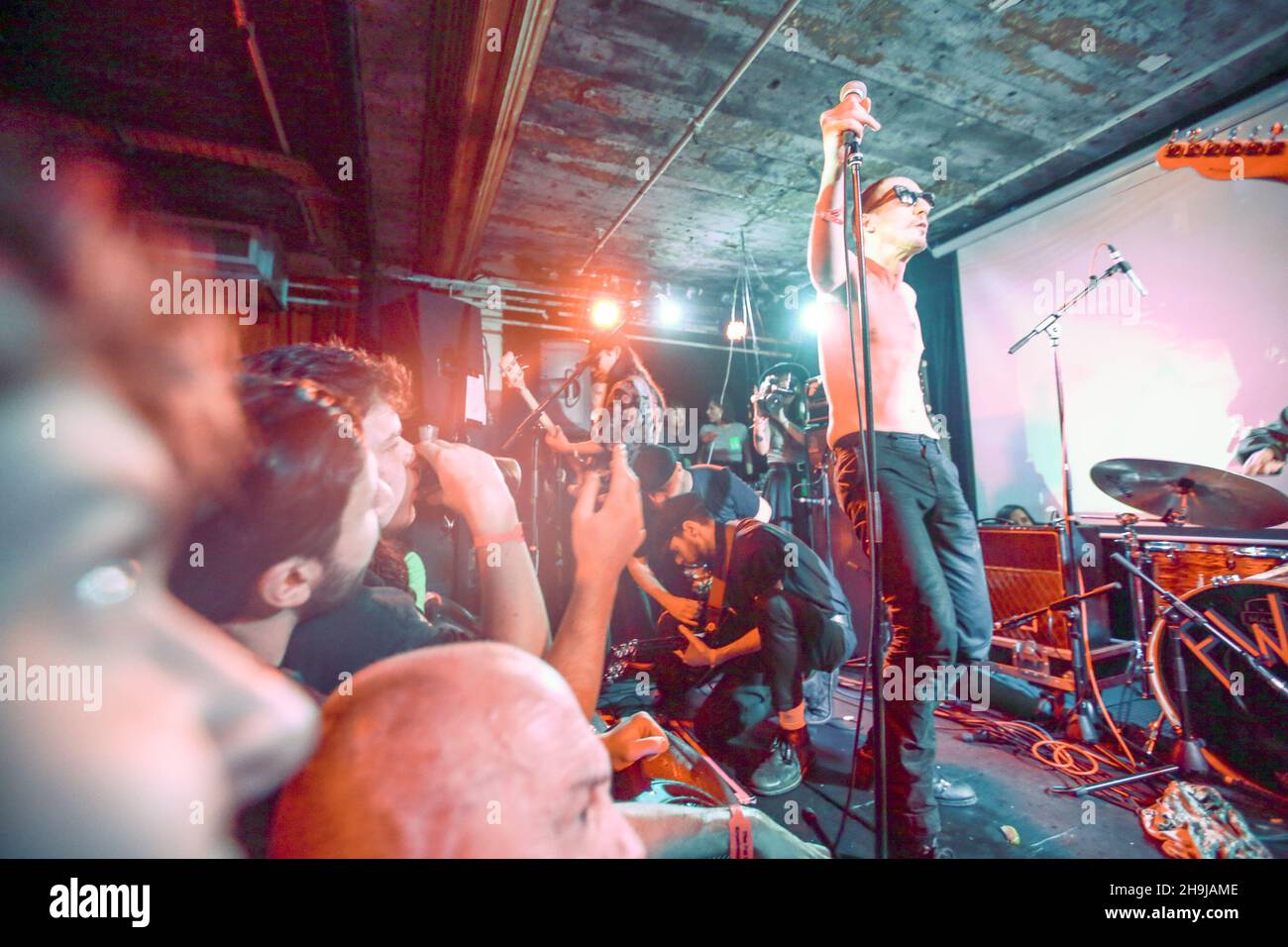 Fat White Family spielt live auf der Bühne im Bussey Building (CLF Art ...