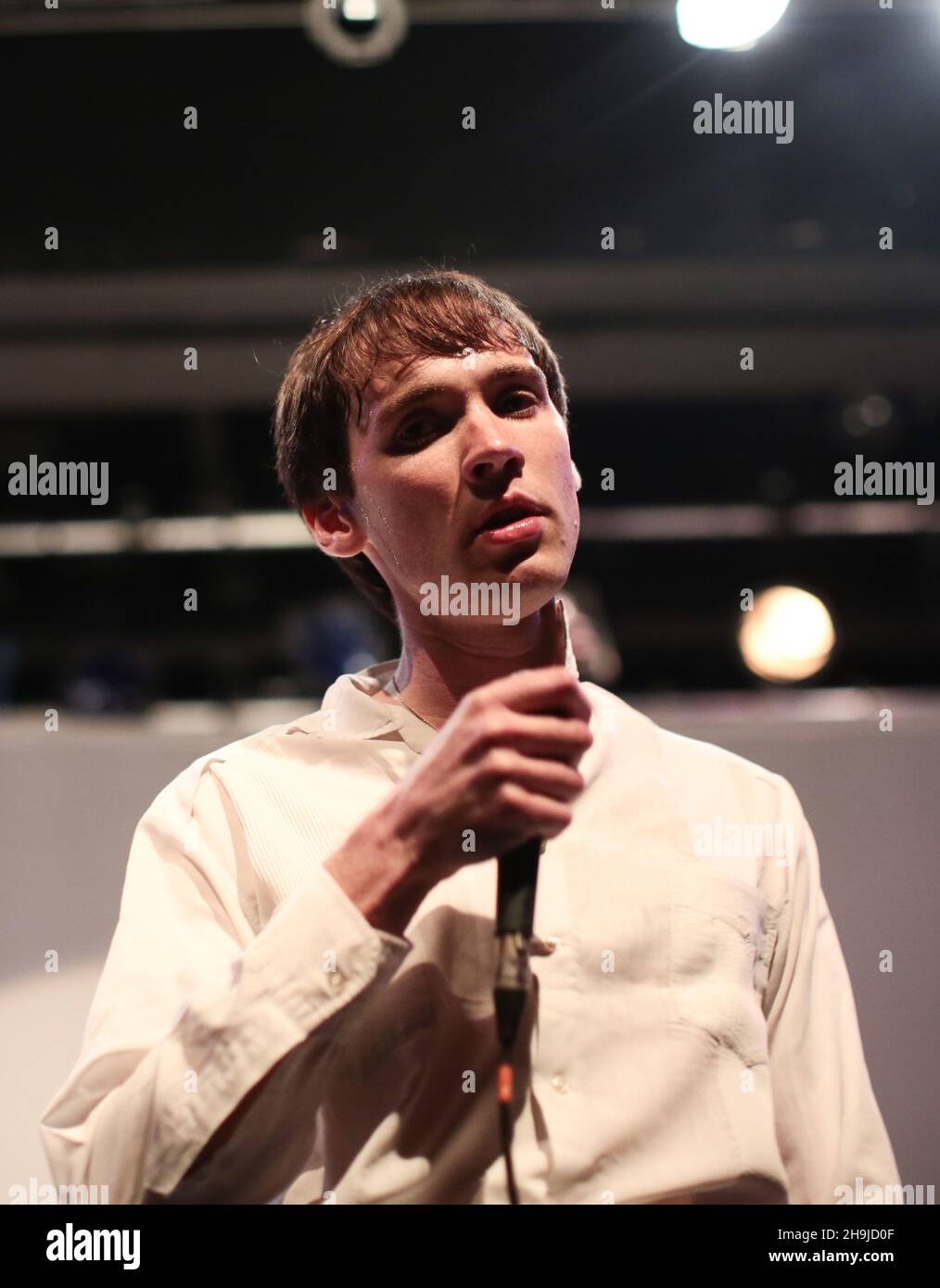 Meilyr Jones und seine Band spielen live auf der Bühne im Sallis Benney ...