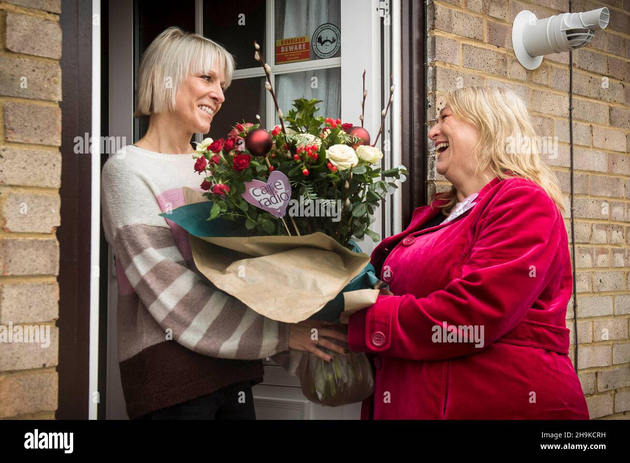 NUR FÜR REDAKTIONELLE VERWENDUNG Radiomoderatorin Ernie Rowe (rechts ...