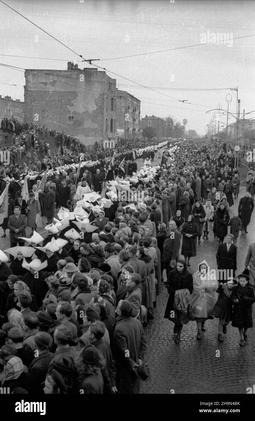 Warszawa, 1948-10-24. Prymas Polski, kardyna³ August Hlond zmar³ 22 ...