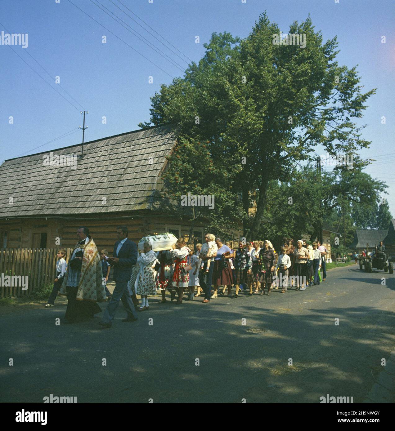 Chocho³ów 08,1982. Pogrzeb na Podhalu. NZ. Kondukt pogrzebowy. ka PAP ...