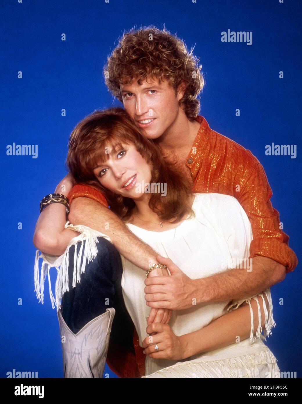 Andy Gibb und Victoria Principal posieren 1981 für ein Porträt in Los ...