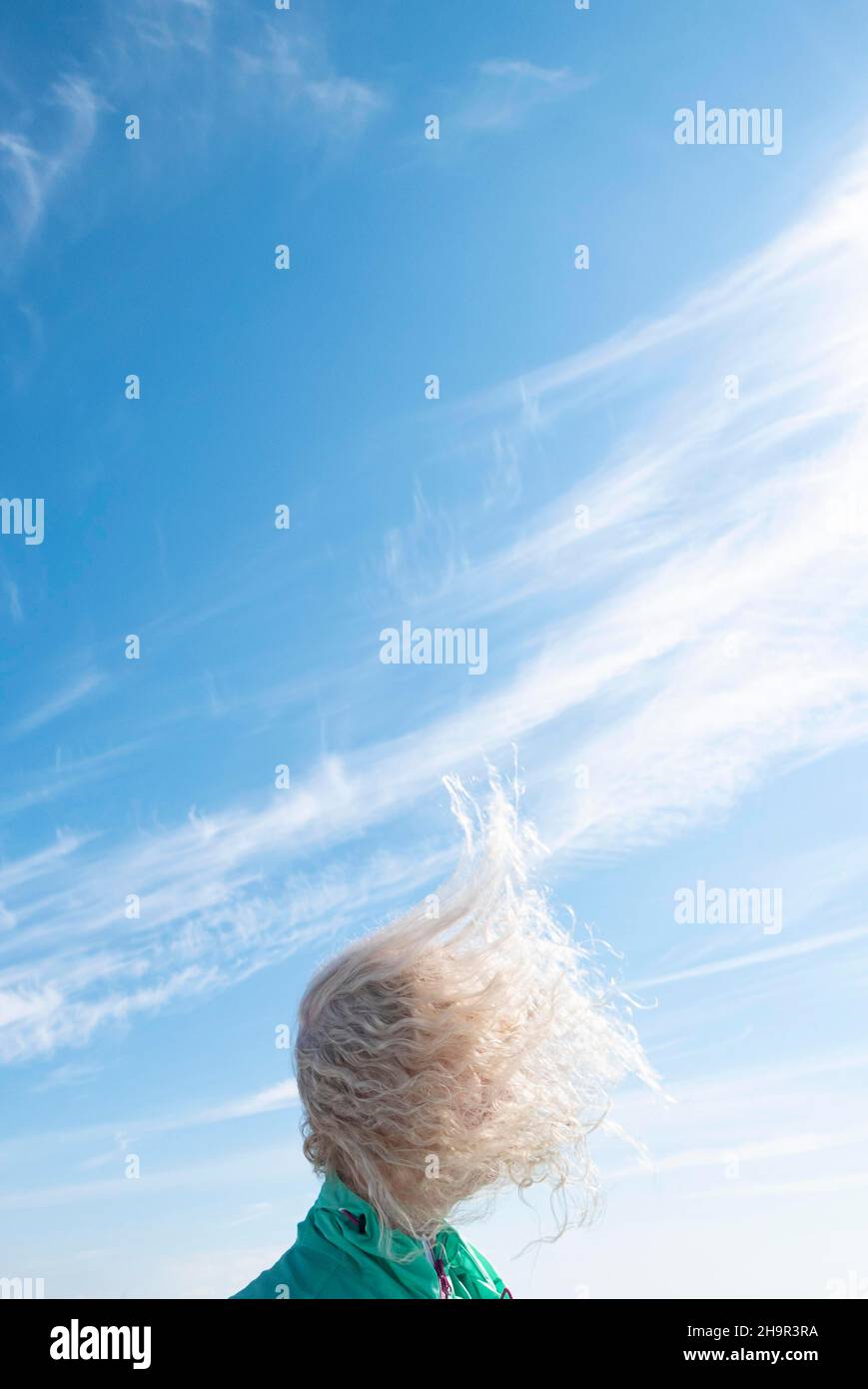 Blondes haar wind -Fotos und -Bildmaterial in hoher Auflösung – Alamy
