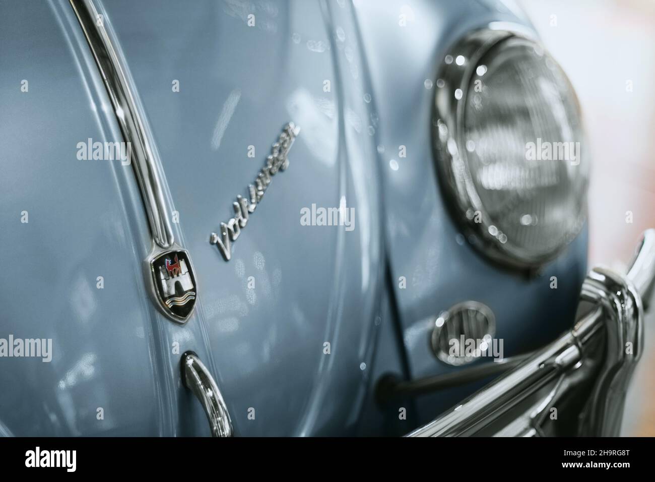 Izmir, Türkei - 21. Juni 2021: Nahaufnahme eines Volkswagen Käfer-Logos ...