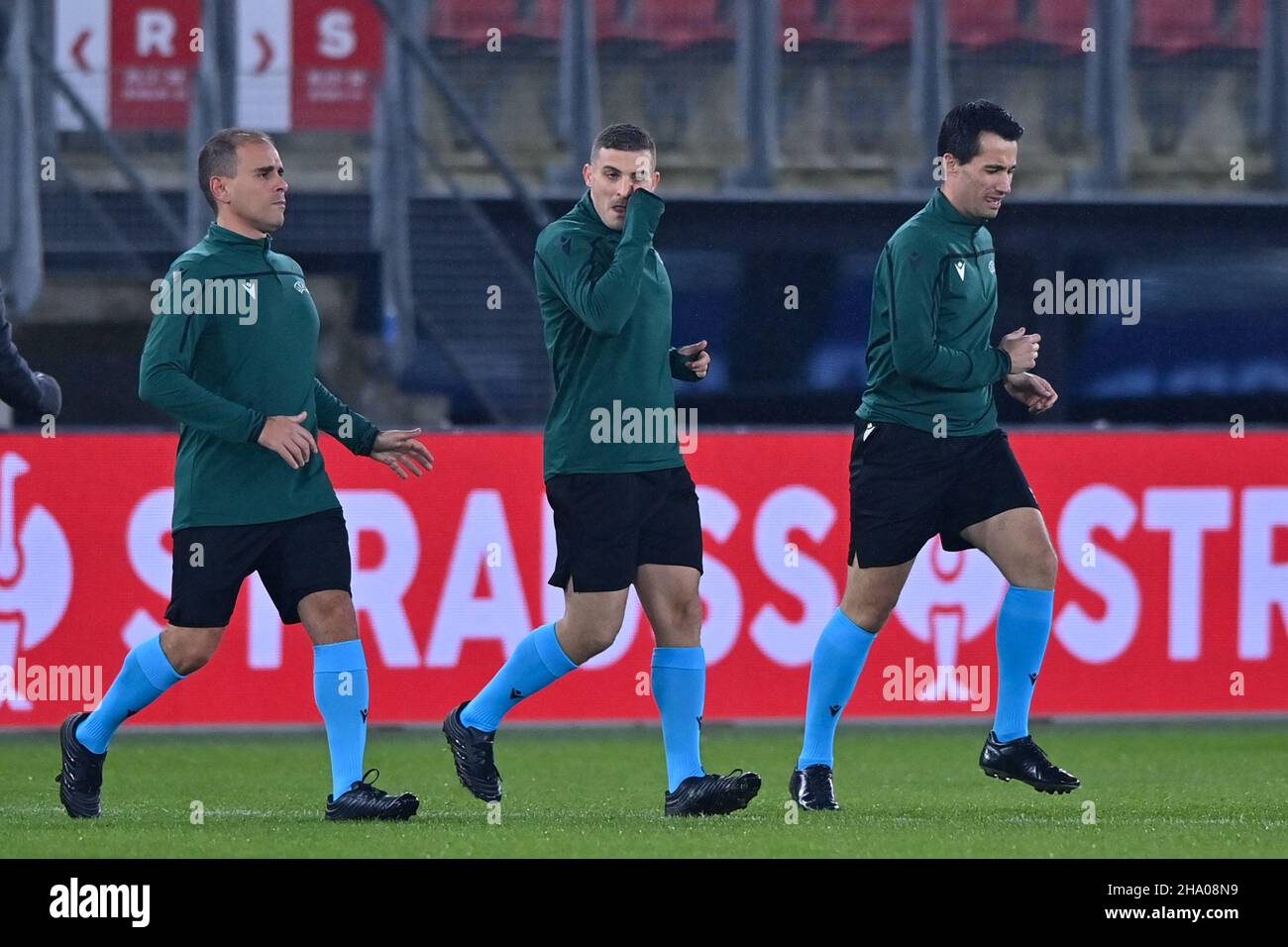 ALKMAAR, NIEDERLANDE - 9. DEZEMBER: Schiedsrichter Trustin Farrugia ...