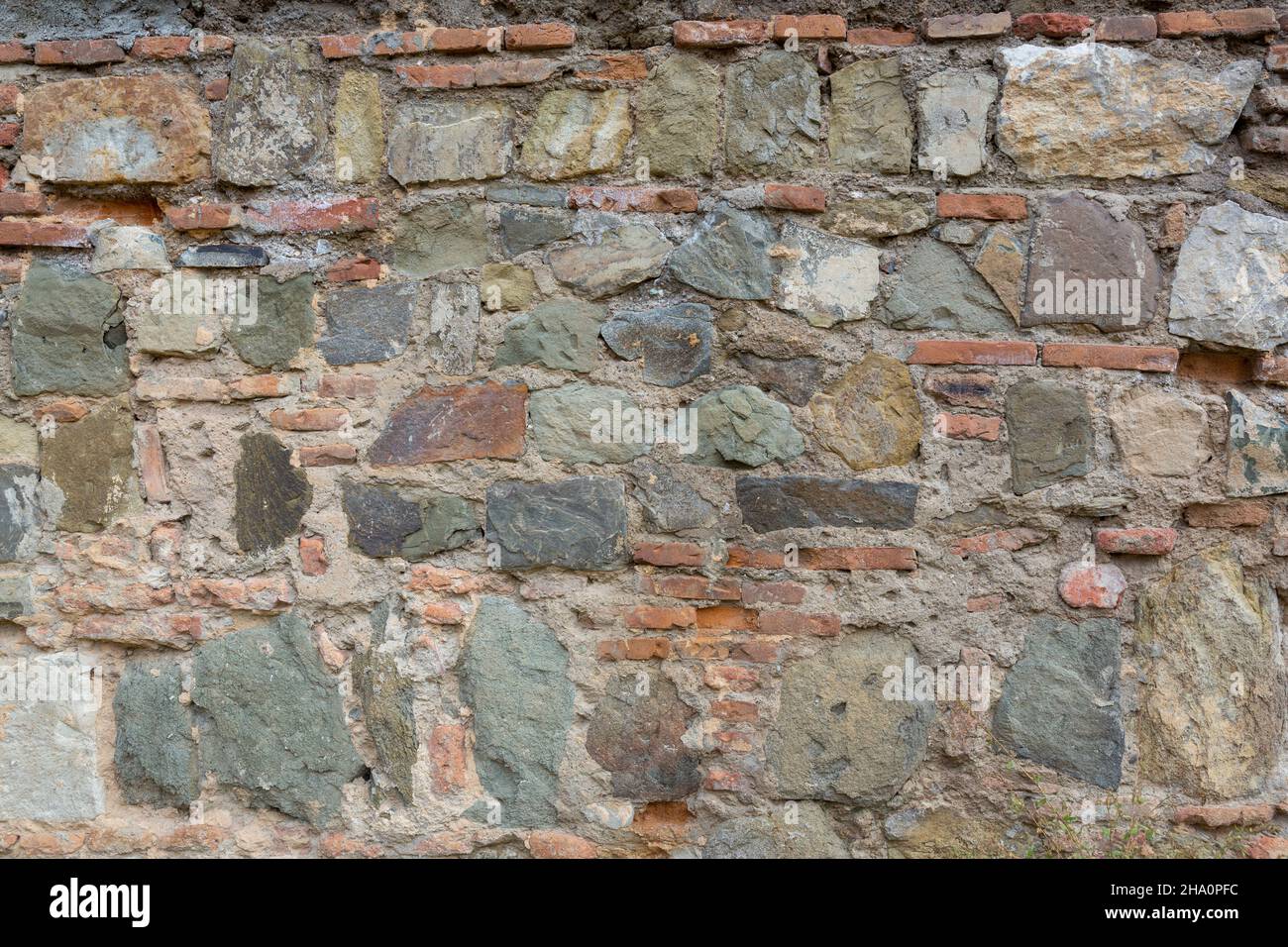 Kombinierte Mauer einer alten Burg, Teil einer mittelalterlichen ...