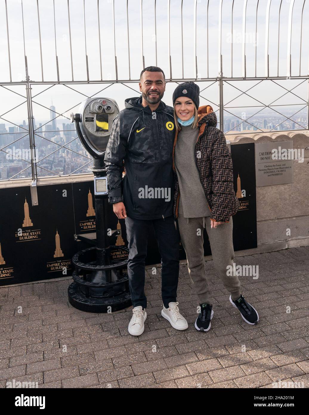 New York, Usa. 09th Dez 2021. Die Chelsea FC-Legende Ashley Cole posiert mit Sharon Canu auf der ...