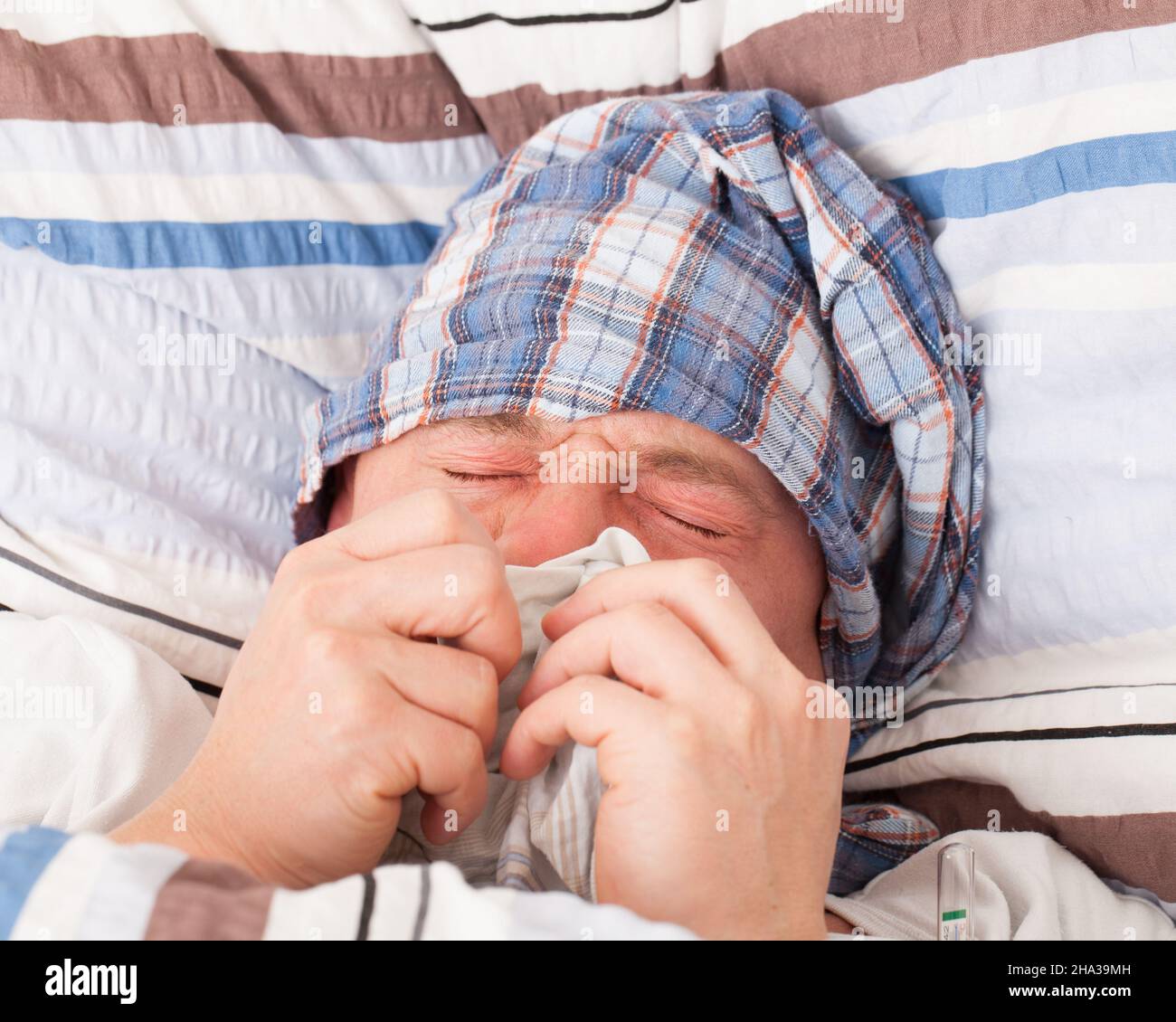 Mensch ligend -Fotos und -Bildmaterial in hoher Auflösung – Alamy