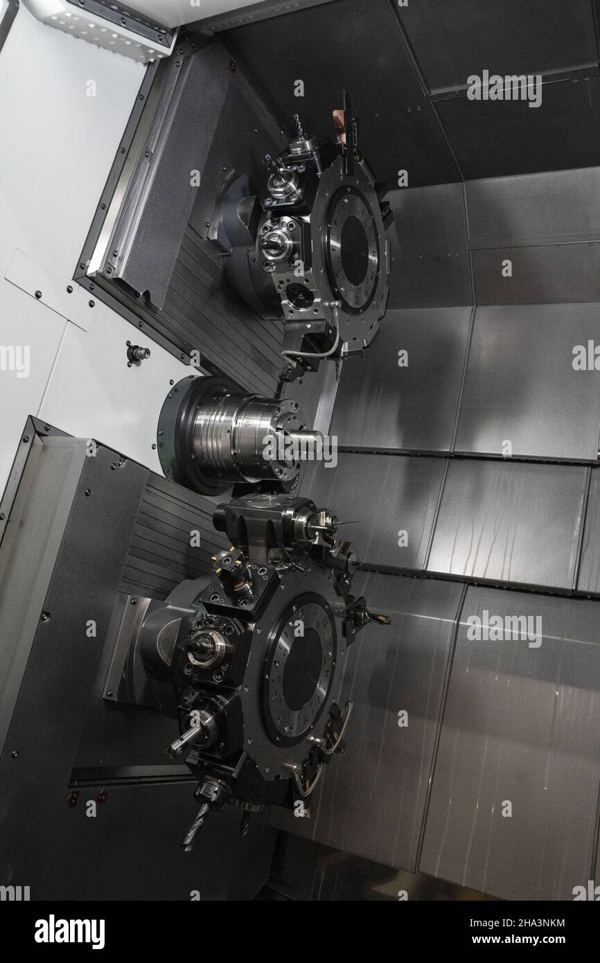 Motorisierte Revolver in einer CNC-Drehmaschine Stockfotografie - Alamy