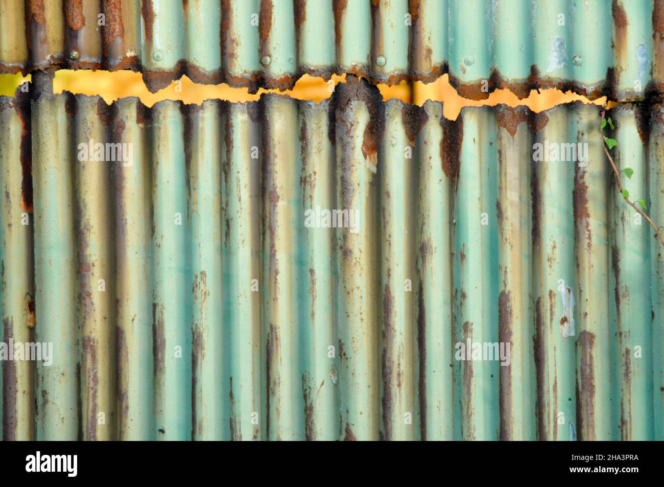 Zinnblech rostig -Fotos und -Bildmaterial in hoher Auflösung – Alamy