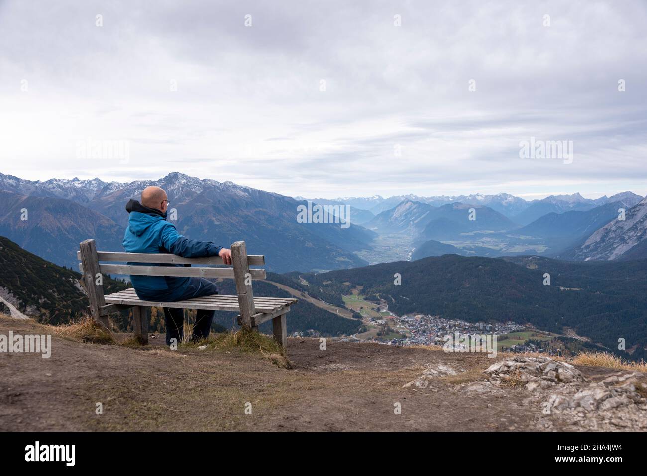 Vom seefelder joch, seefeld, tirol, österreich blickt der Mann über die ...