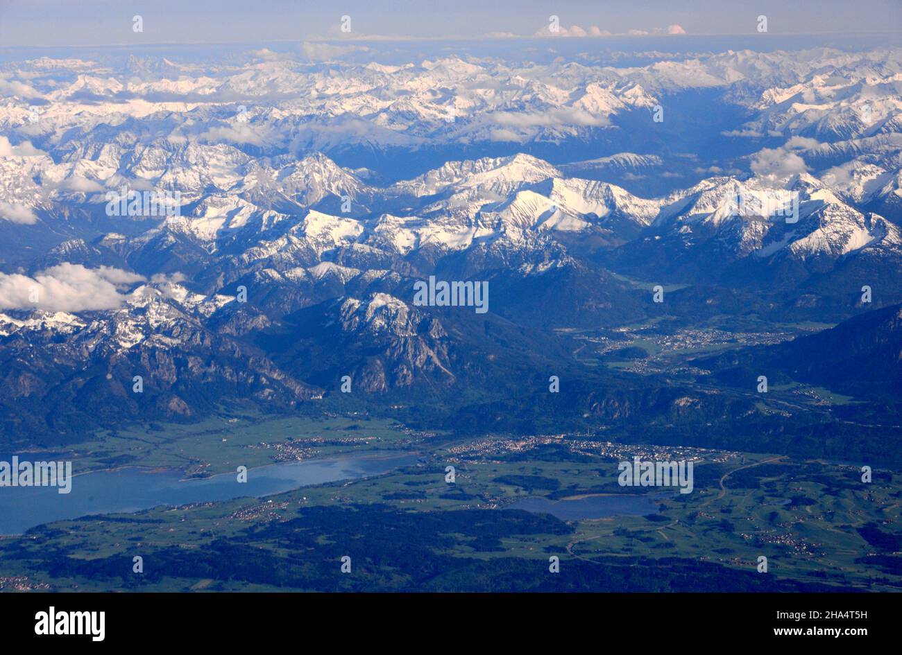 Schloss Neuschwanstein mit Forggensee, Füssen und Alpen, Allgäu ...