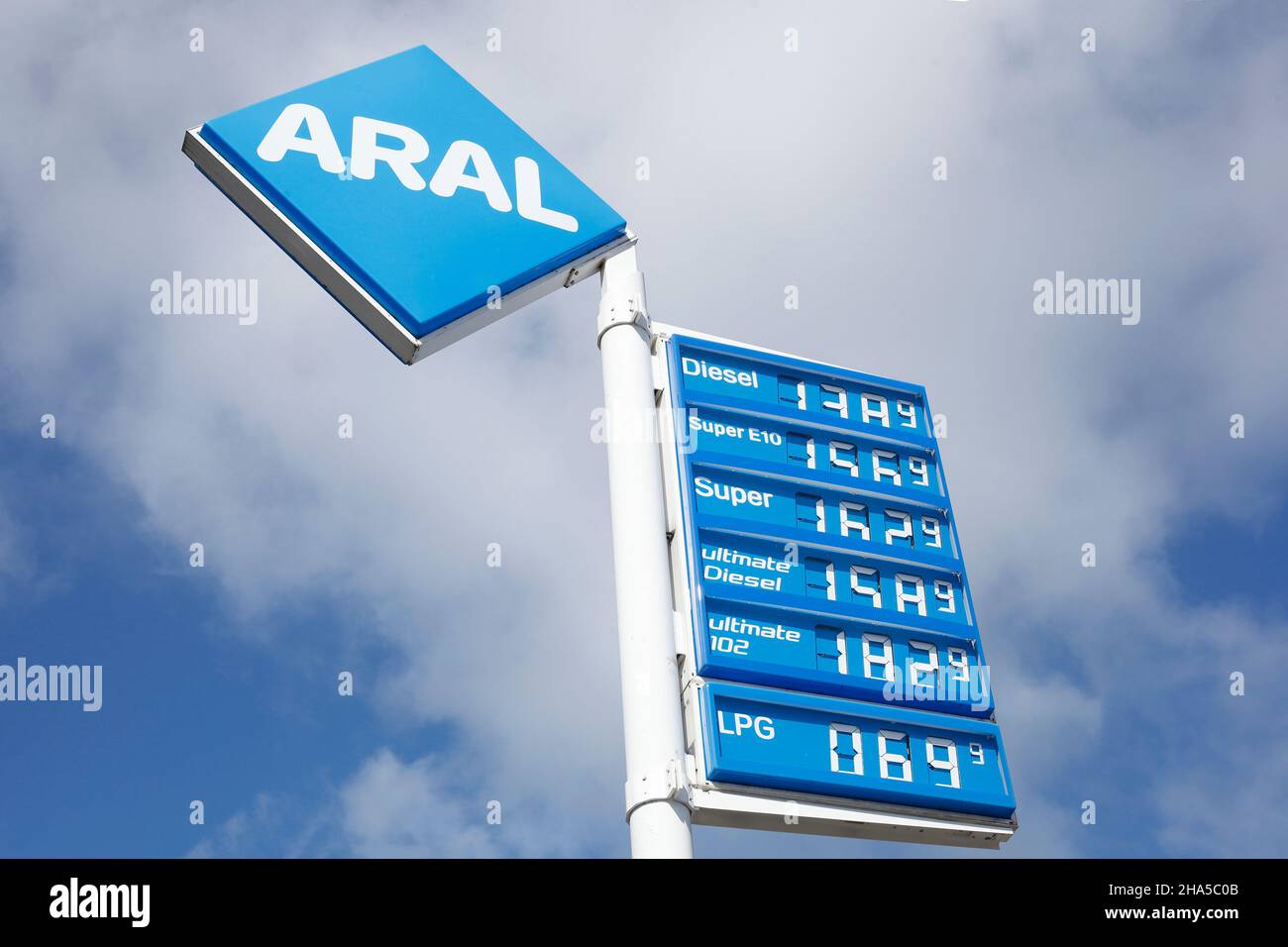 aral-Logo und Preistafel an einer aral-Tankstelle in deutschland ...