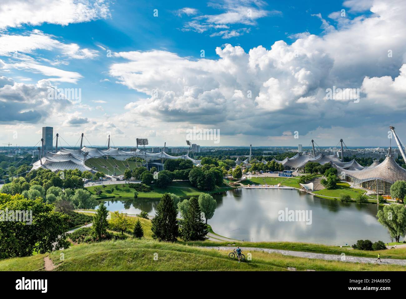 Blick vom olympiaberg auf das olympiastadion und den olympiapark in ...
