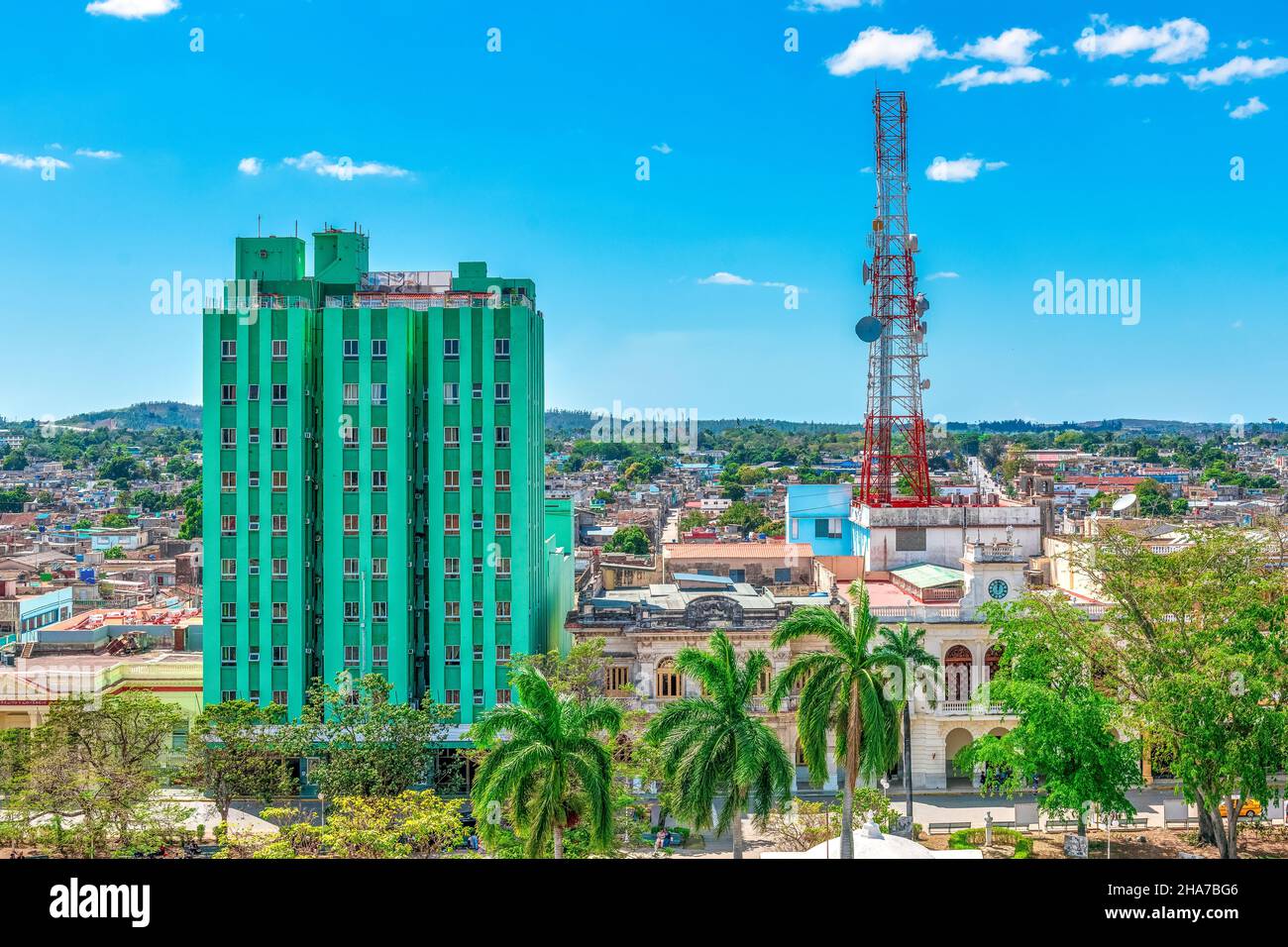 Luftaufnahme des Hotels Santa Clara Libre (grün höheres Gebäude) und ...