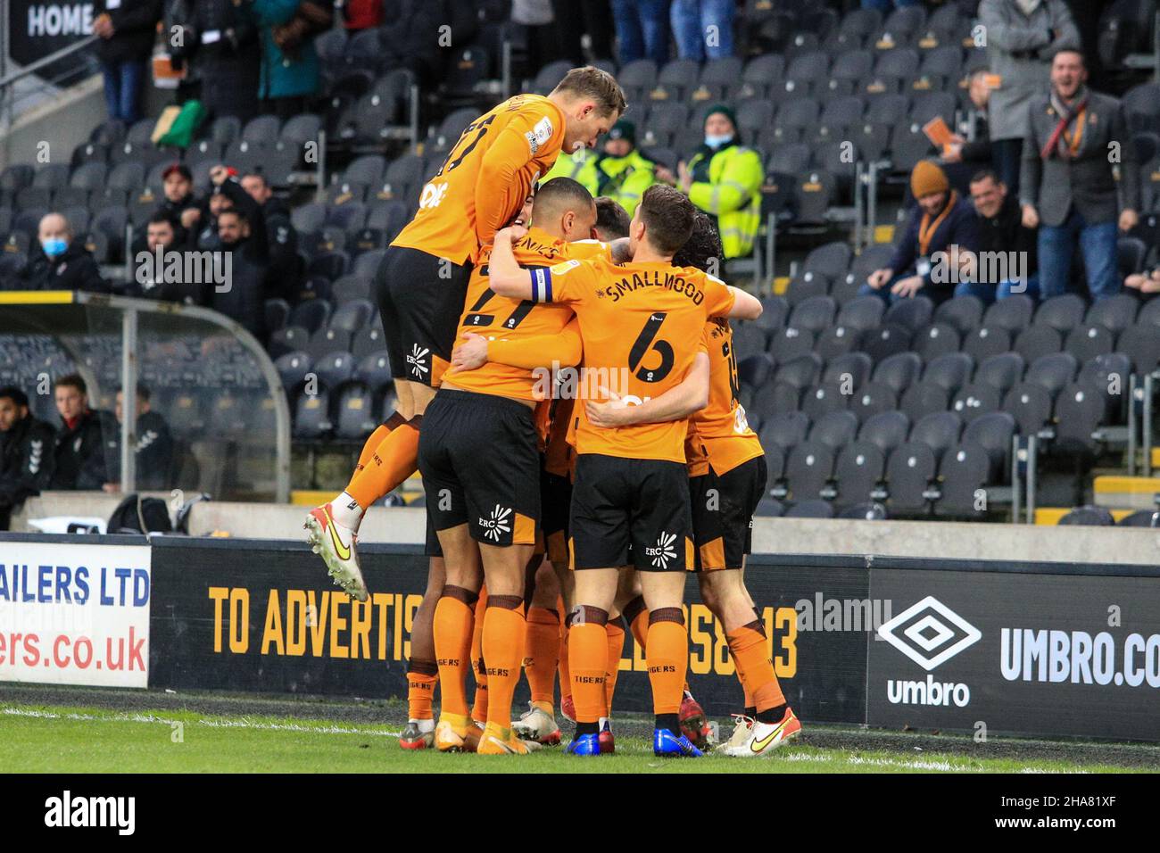Ryan Longman #16 von Hull City feiert sein Tor und macht den Score 1-0 ...