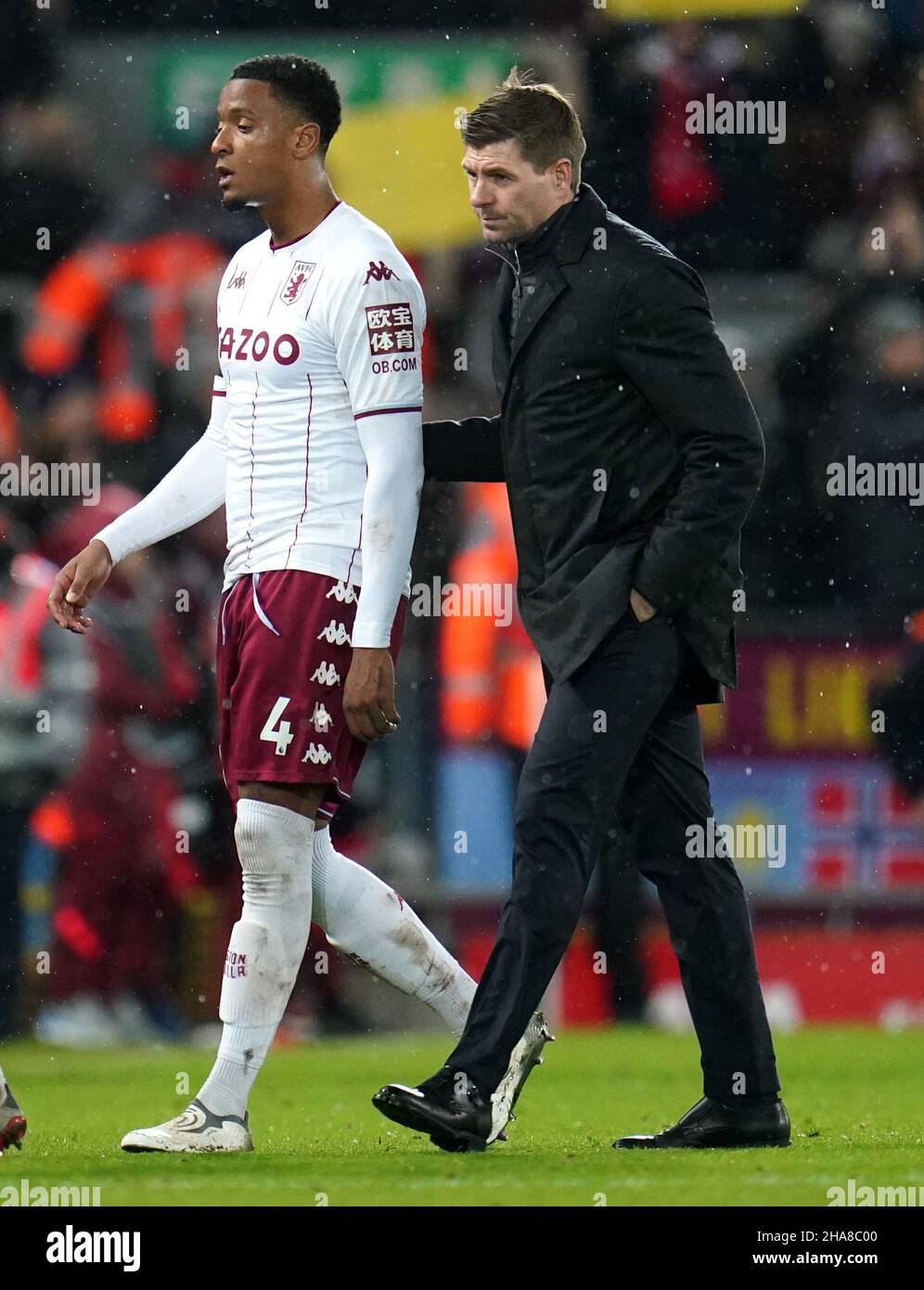 Aston Villa-Manager Steven Gerrard (rechts) und Ezri Konsa sehen nach ...