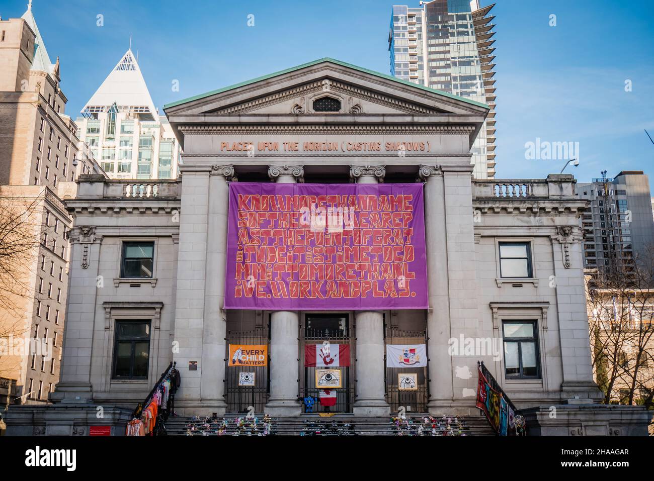 Die Haida-Künstlerin Tamara Bell installiert auf den Stufen der ...