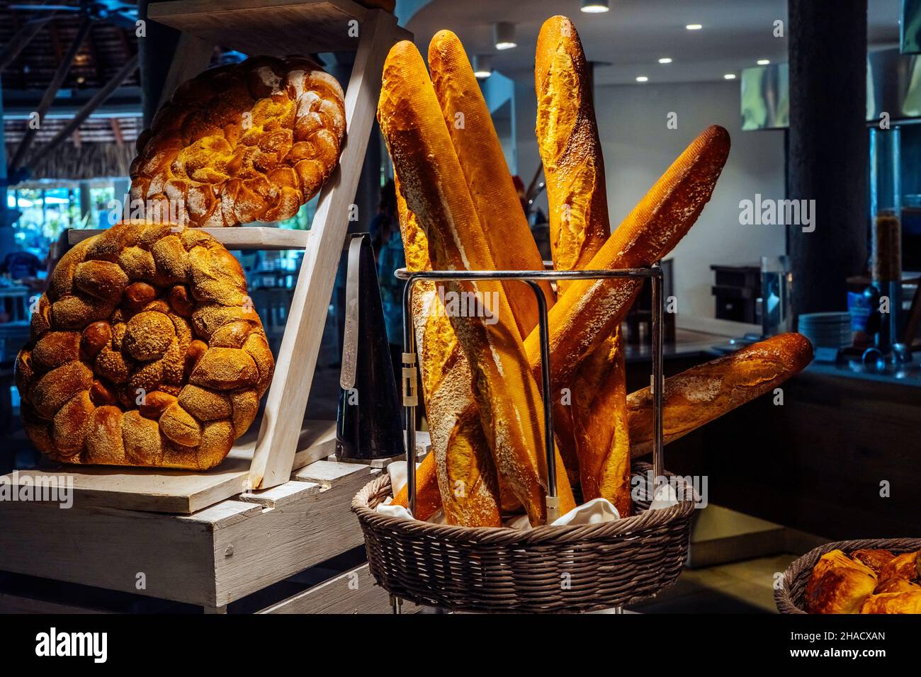 Brotlaibe in der Bäckerei. Verschiedene Arten von frischem Brot auf dem ... Brotlaibe in der Bäckerei. Verschiedene Arten von frischem Brot auf dem ...