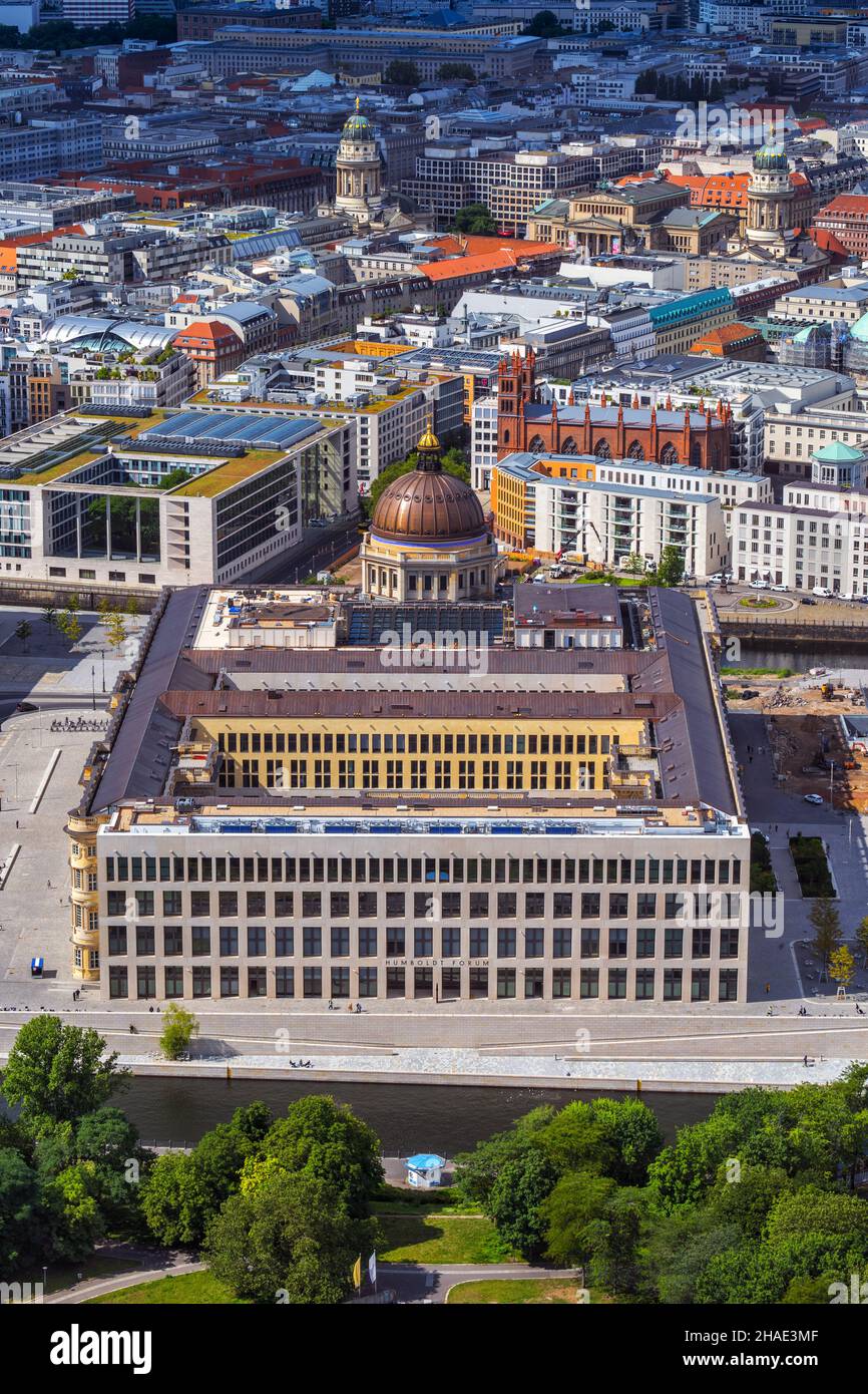 Stadt Berlin in Deutschland, Luftbild Stadtbild mit dem Humboldt Forum ...