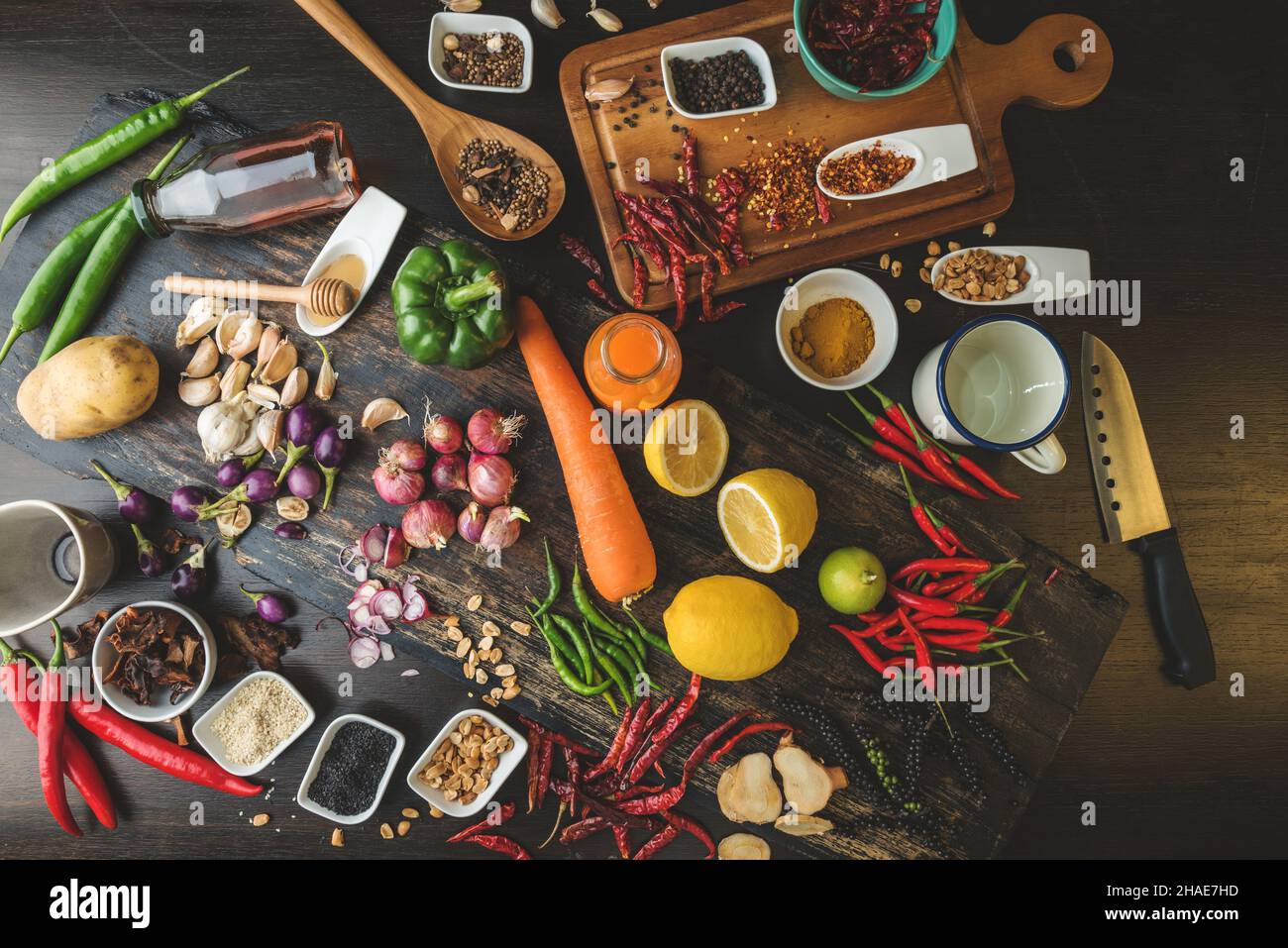 Gesunde Ernährung Kräuter Gewürze zum Kochen als Zutaten auf Holzboden mit frischem Bio-Gemüse ...